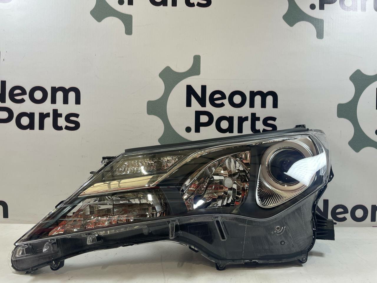 Фара левая (ксенон) Toyota Rav4 4 XA40 12-15