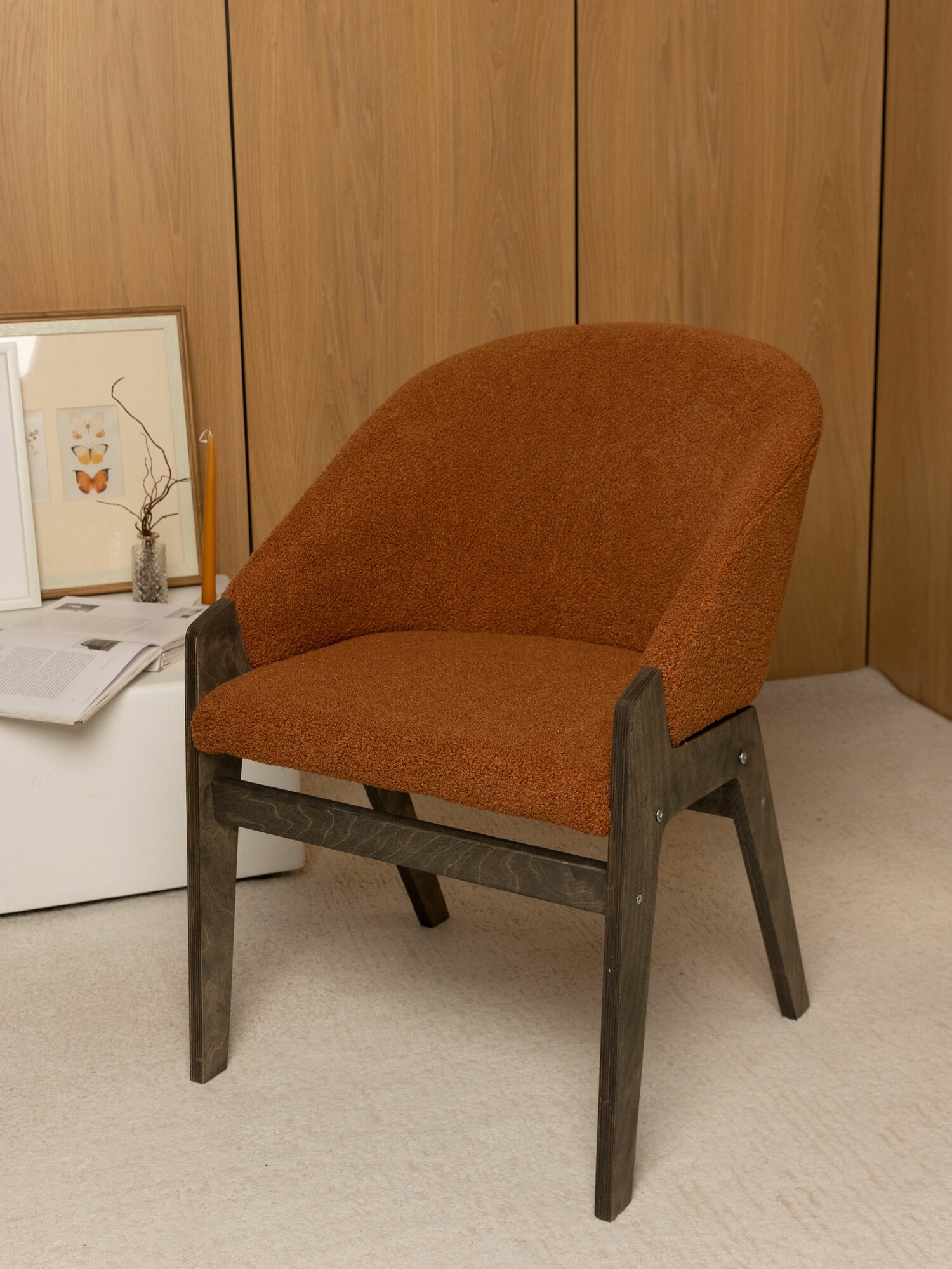 Кресло мягкое в гостиную LOTOS на деревянных ножках