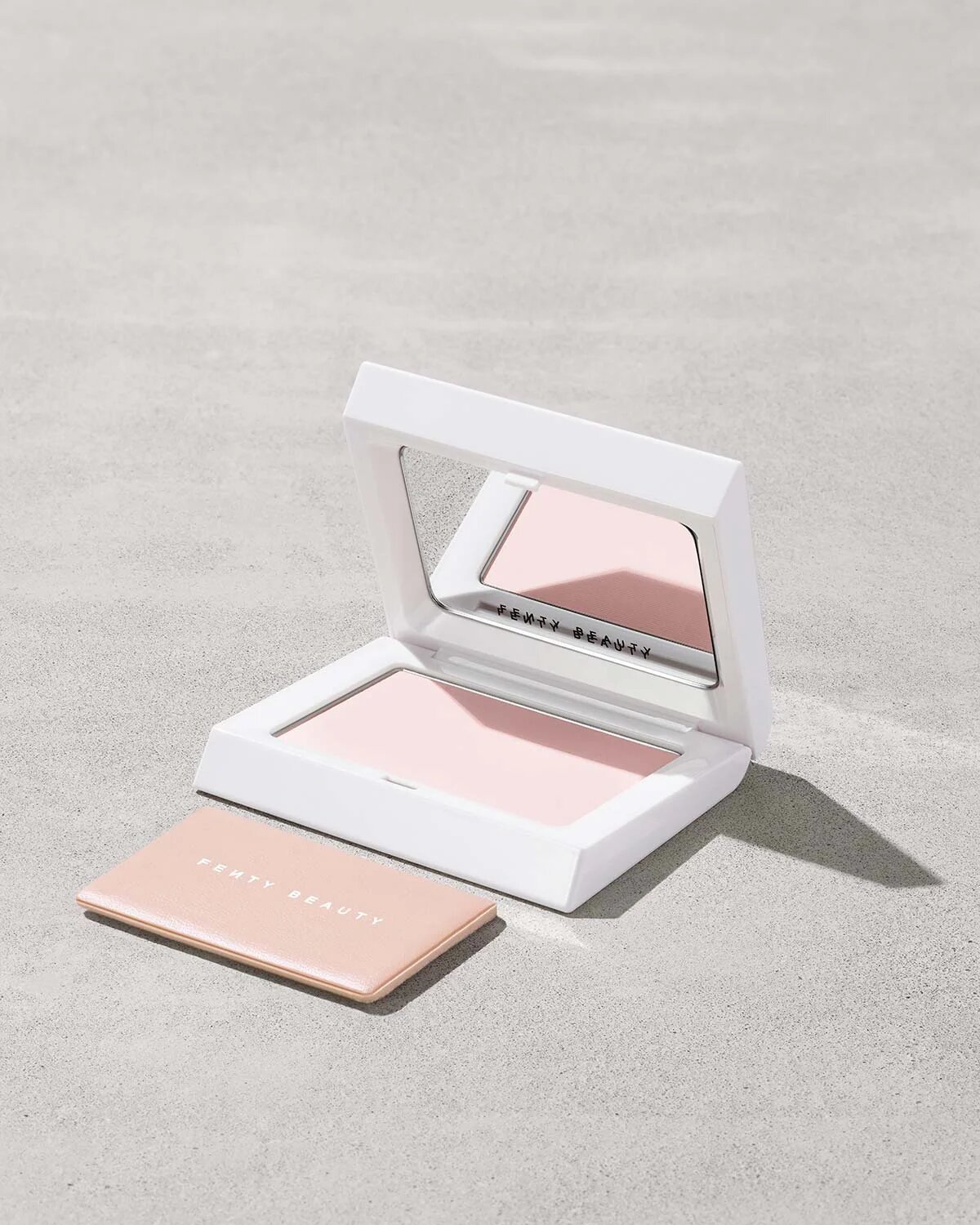 Пудра Fenty Beauty матирующая Bright Fix Instant Brightening + Blurring Powder, 02 Rose Quartz