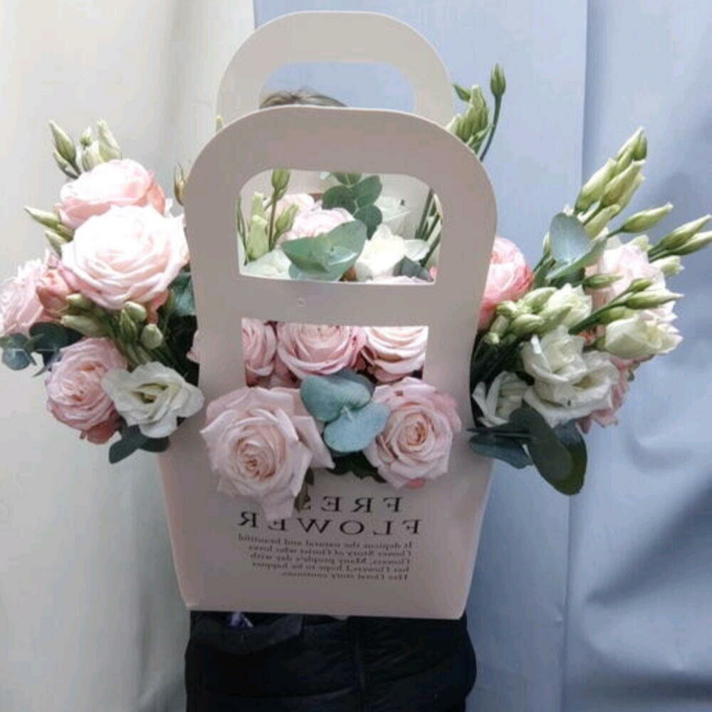 Цветы в сумочке из Эустомы, кустовой пионовидной розы, эвкалипта