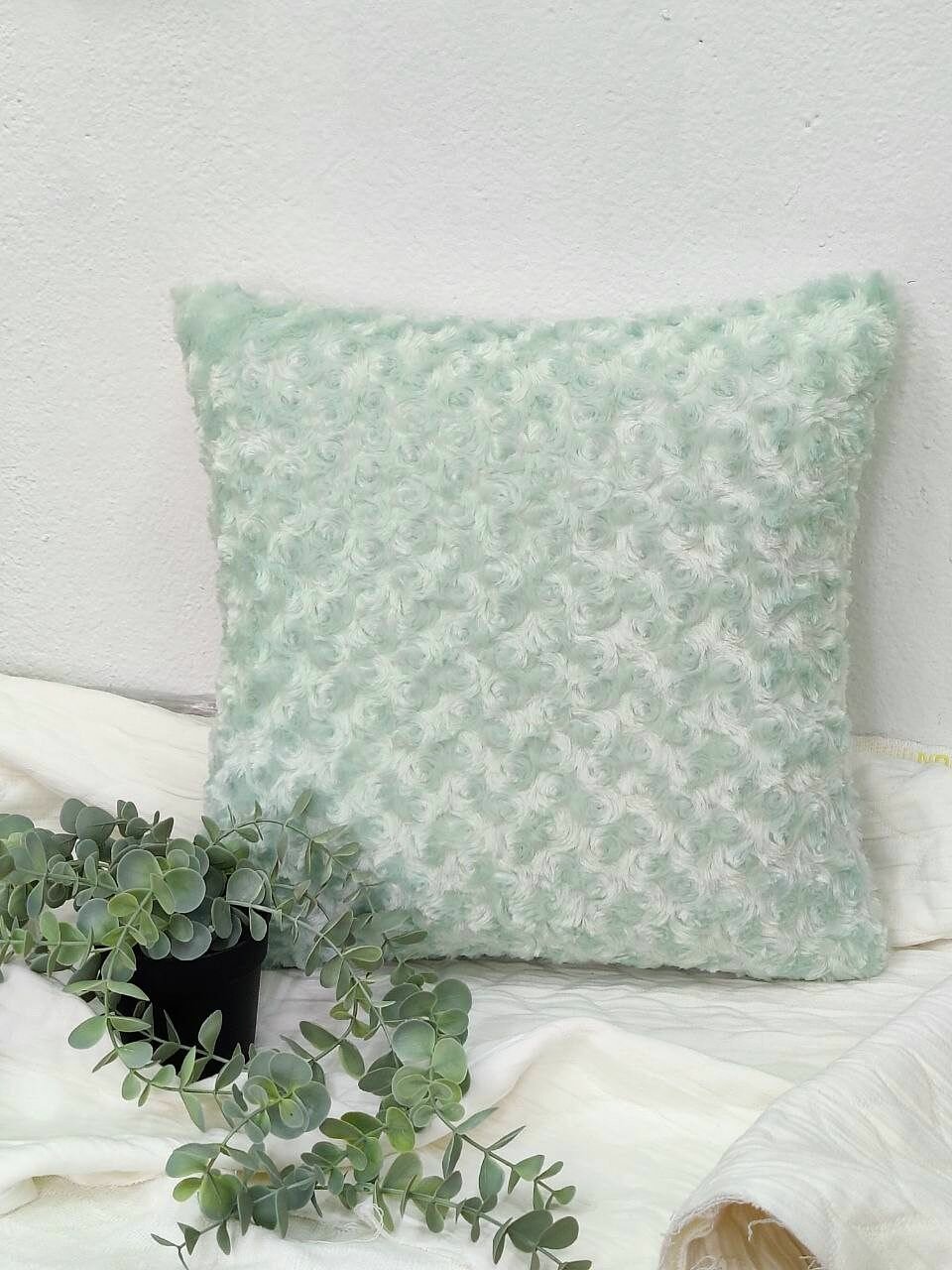 Подушка декоративная CozyNestRF "Мех розочки", 40x40 см, квадратная, искусственный мех