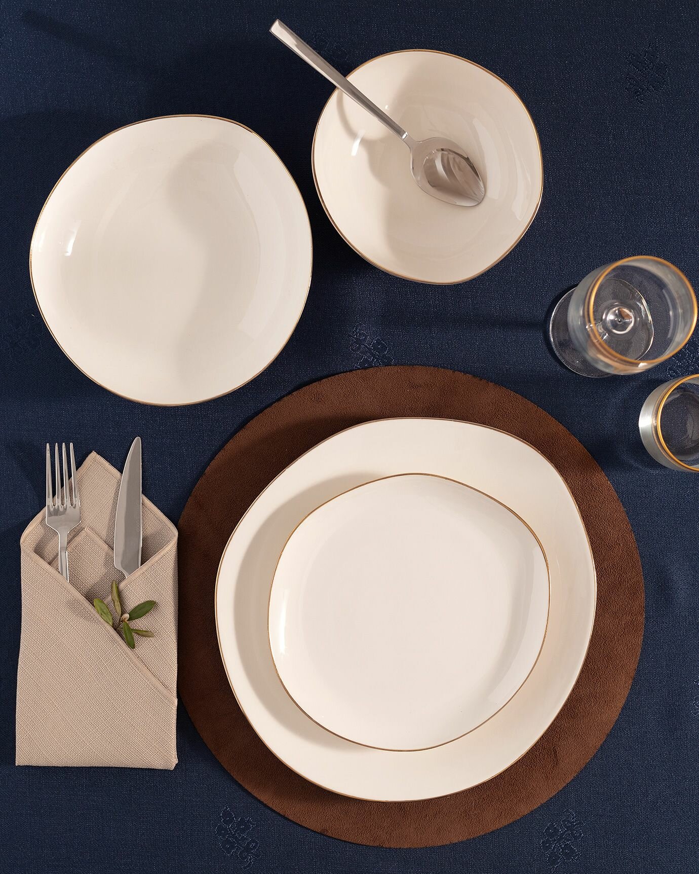 Набор посуды столовой на 6 персон, 24 предмета. Размер: 17х22х22х30 см. Цвет: Белый, золотой