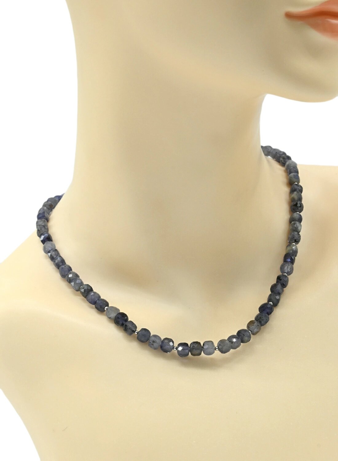 Бусы, иолит