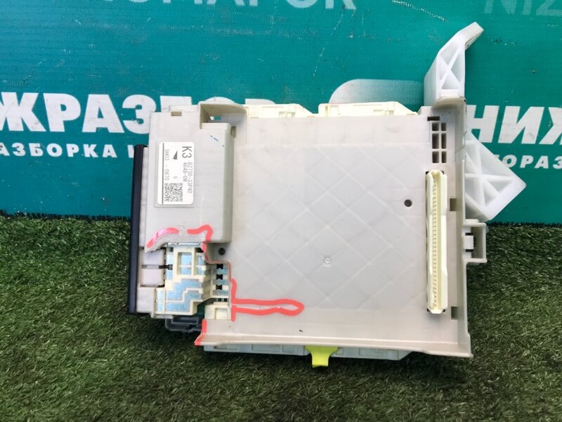 Блок предохранителей Toyota Camry V55 2.5 2AR-FE 8273033P40