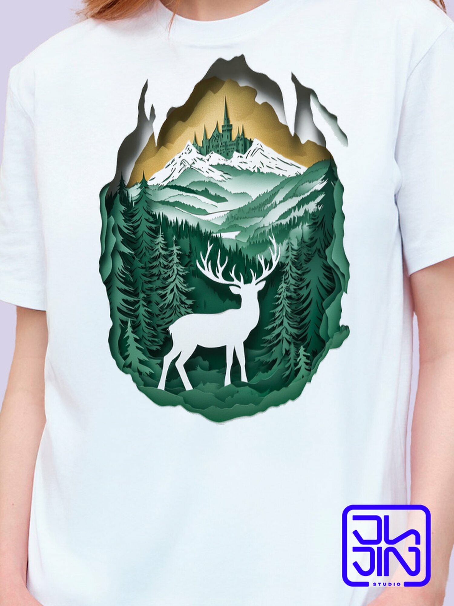 Футболка классическая женская с авторским принтом Темно-зеленая композиция с оленем, величественным замком и высокими горами, белый хлопковый трикотаж с прикольным рисунком на груди