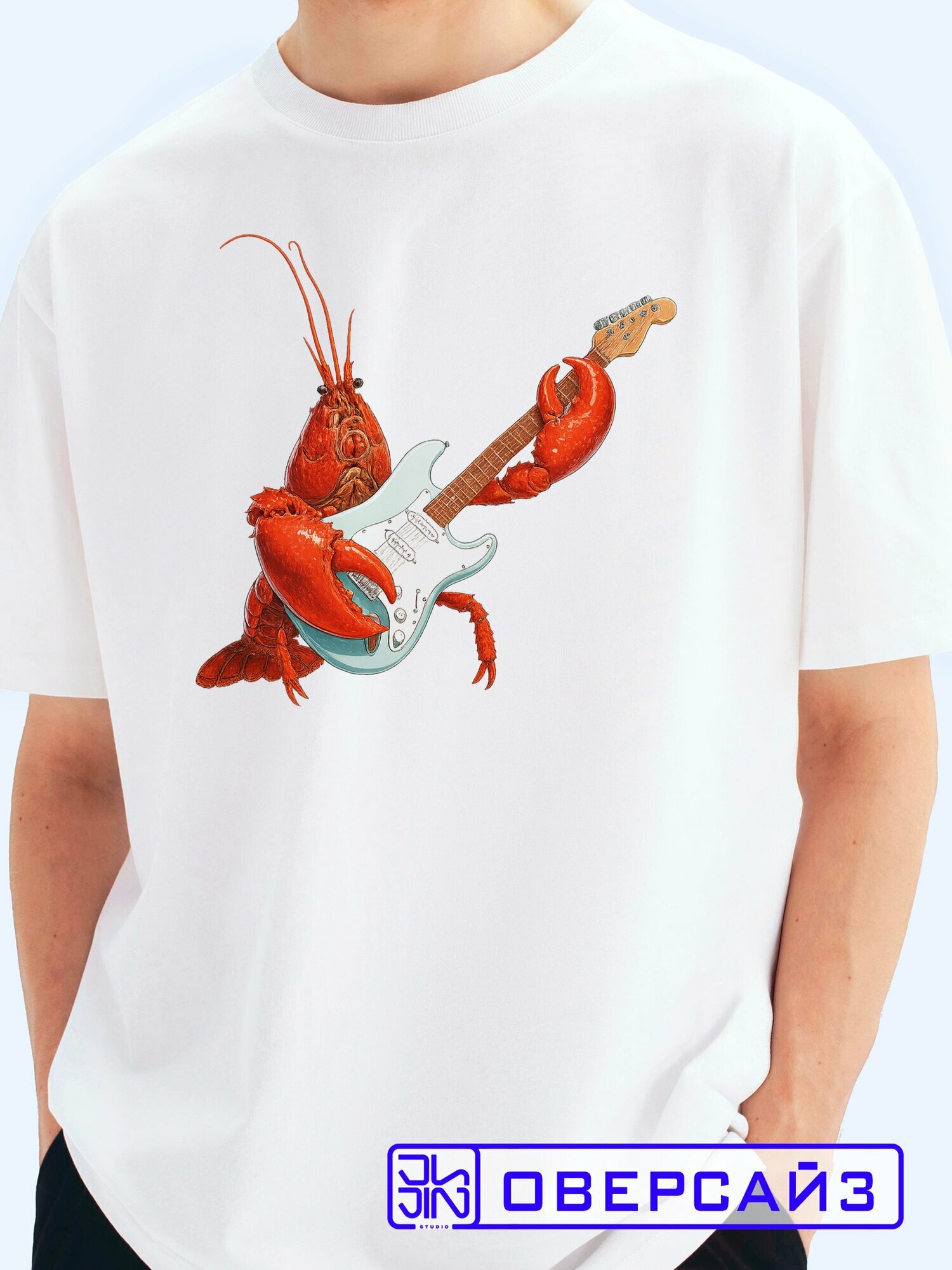 Футболка оверсайз мужская с принтом Смешной красный лобстер с белой веселой гитарой в музыкальном стиле, белый хлопковый трикотаж с прикольным рисунком на груди