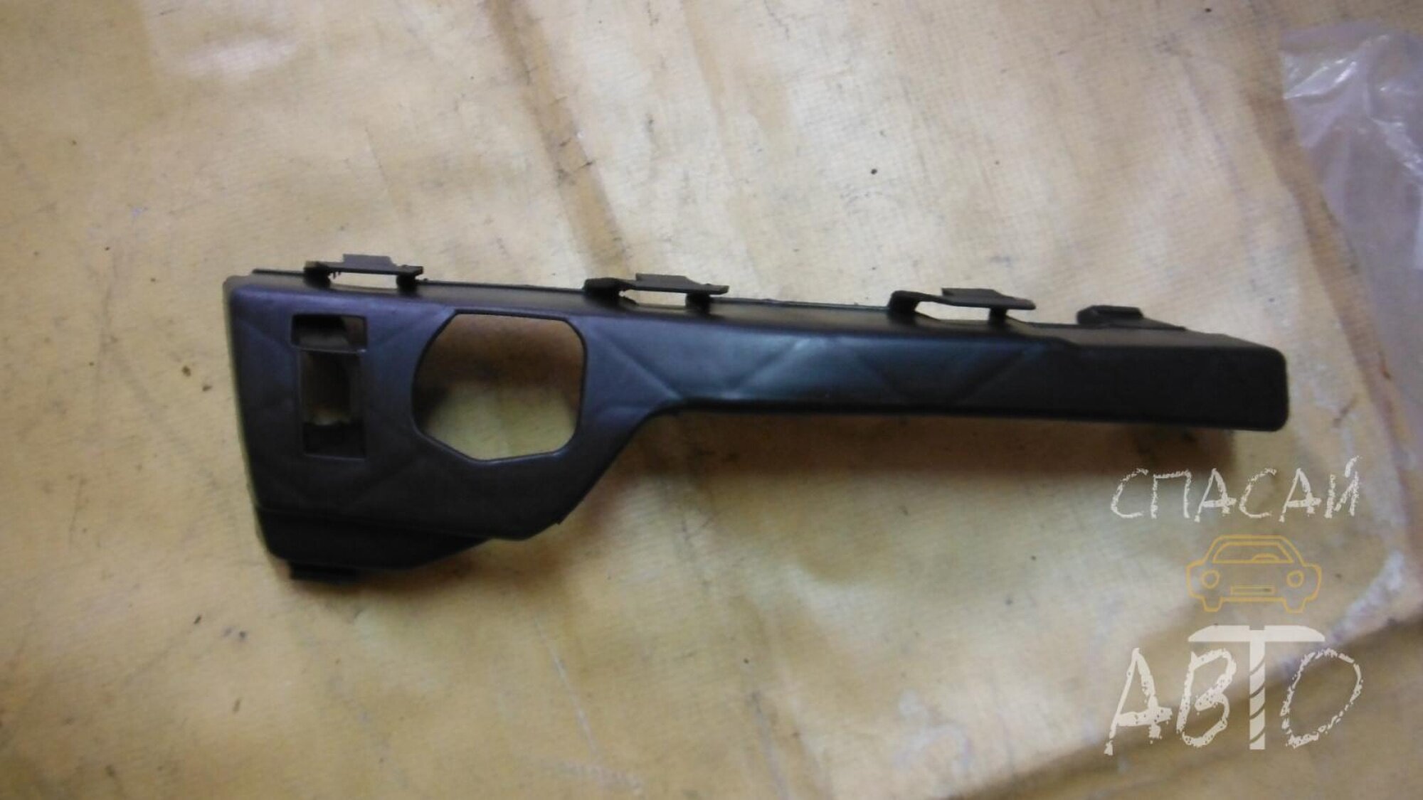 Кронштейн переднего бампера Ford Focus II, правый, черный (запчасти и комплектующие)