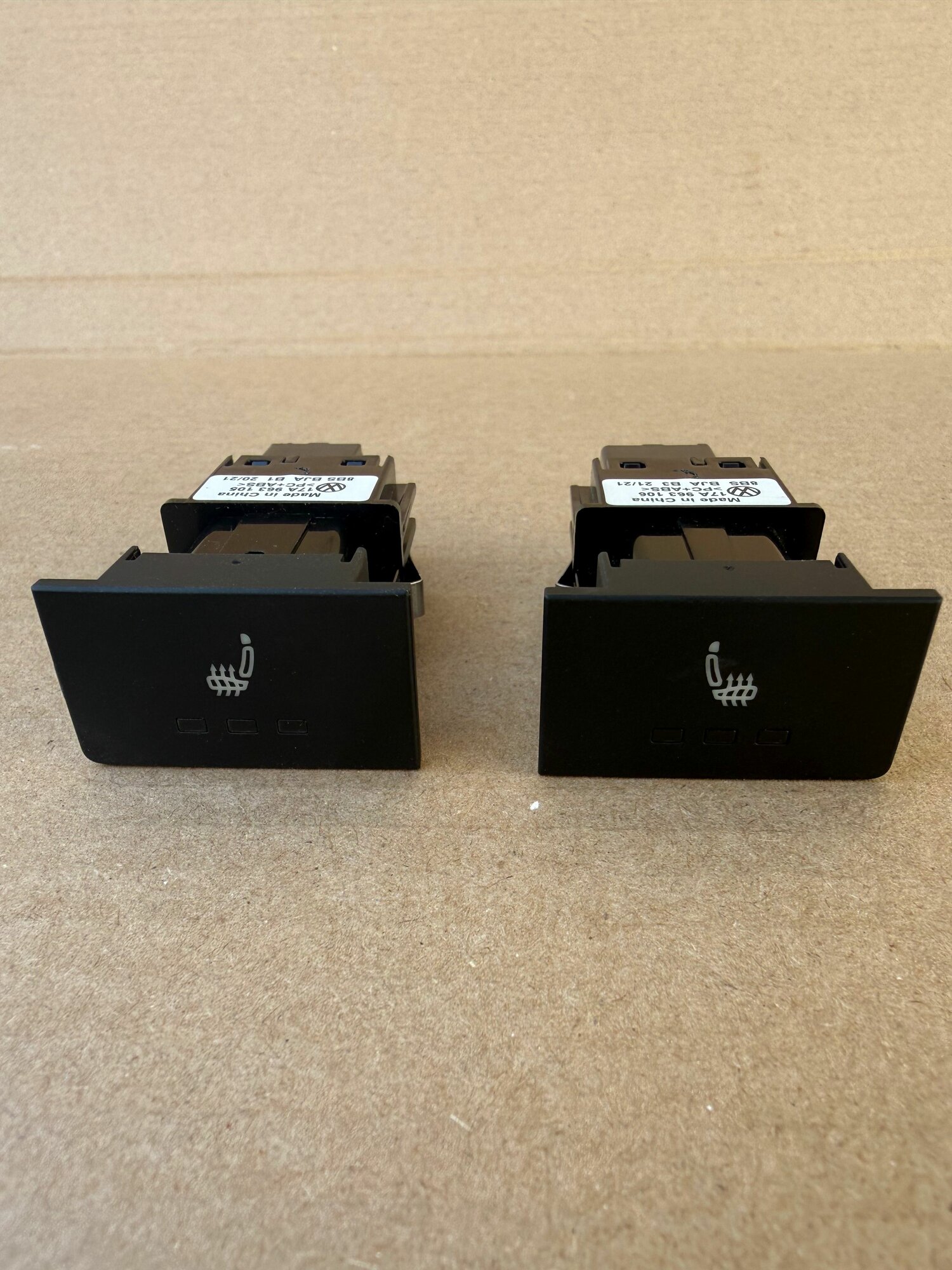 Комплект кнопок подогрева сидений VAG 17A963106, 17A963105 WHS черные задние правая и левая