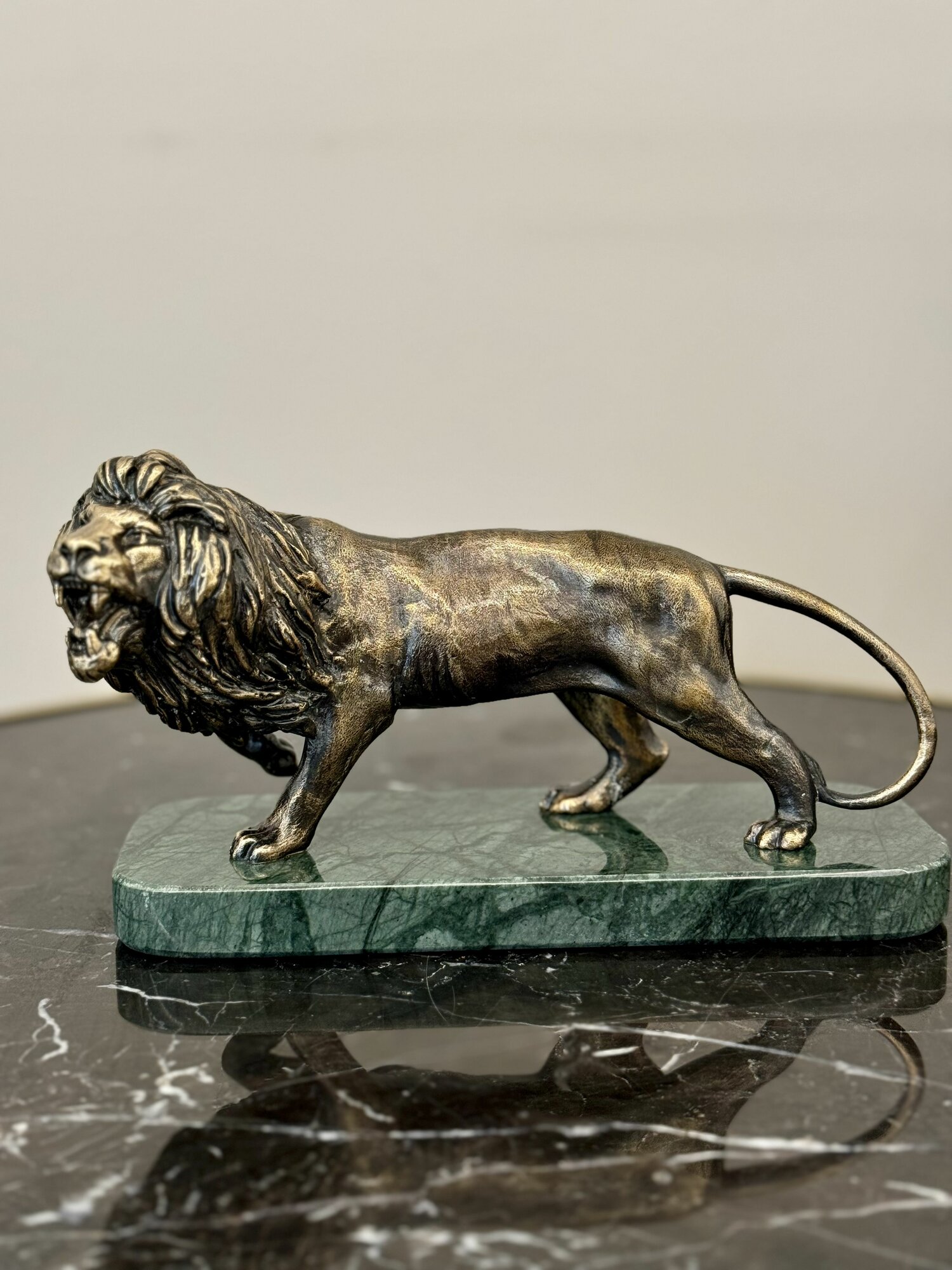 Статуэтка Король Лев на камне, для интерьера и декора, сувенир фигура бронзовое литье