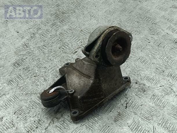 Кронштейн КПП опорный Volkswagen Passat B5+ (GP)