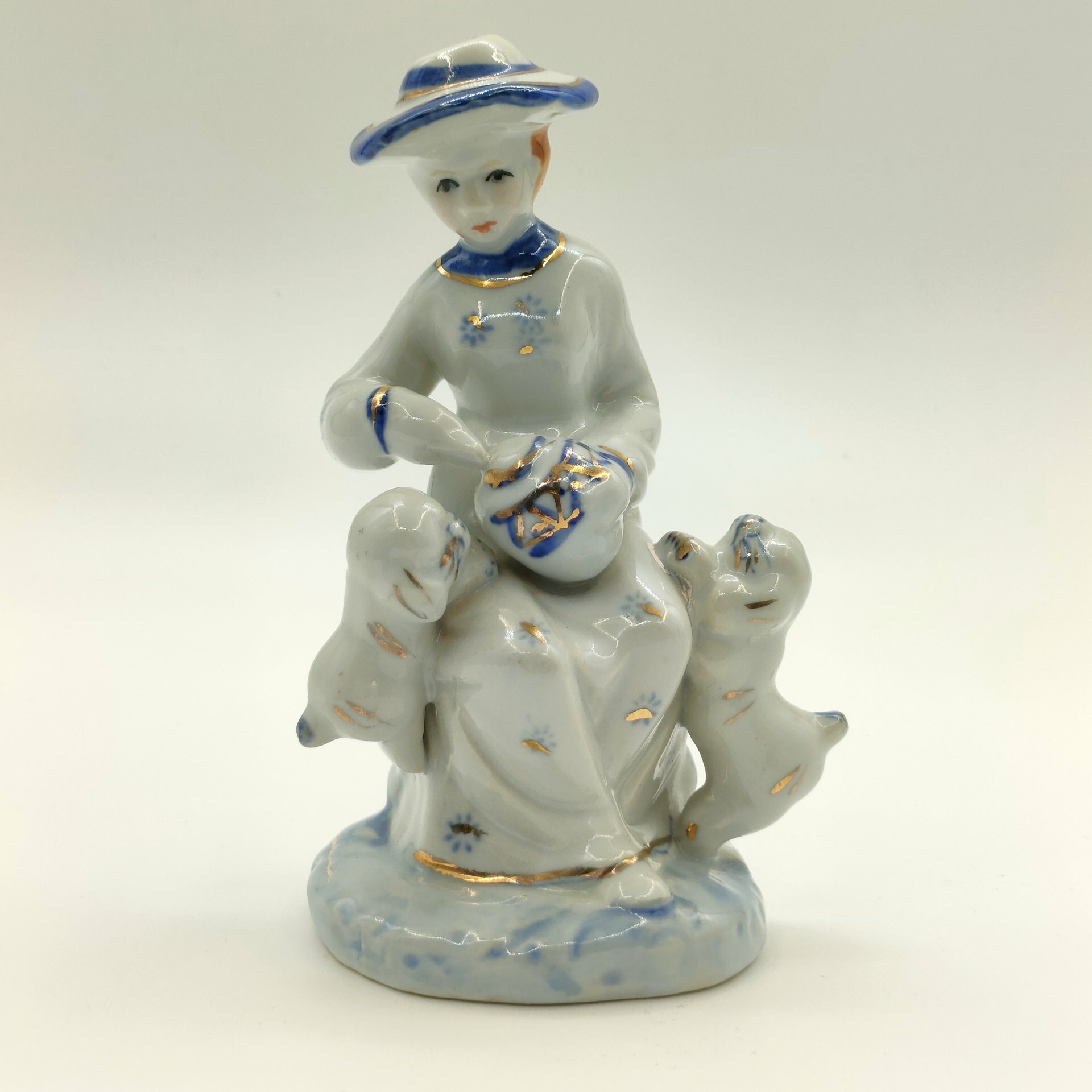 Статуэтка "Дама с собачками", фарфор, роспись, золочение, Западная Европа, 1970-1990 гг.