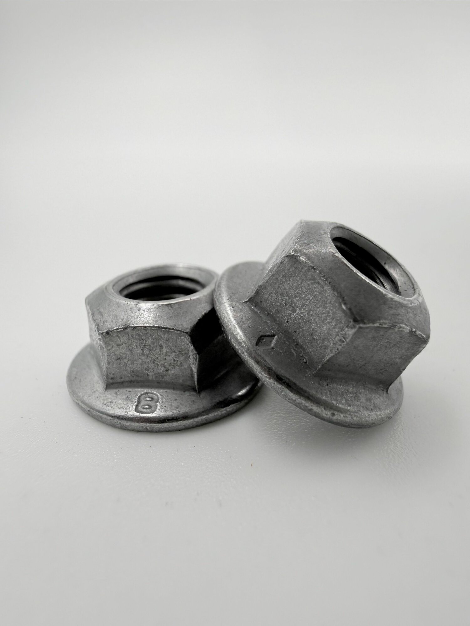 N10737001 Гайка М6х1,0 VAG (1шт) самоконтрящаяся оригинал, класс прочности 8, фланцевая, с фланцем (буртиком)