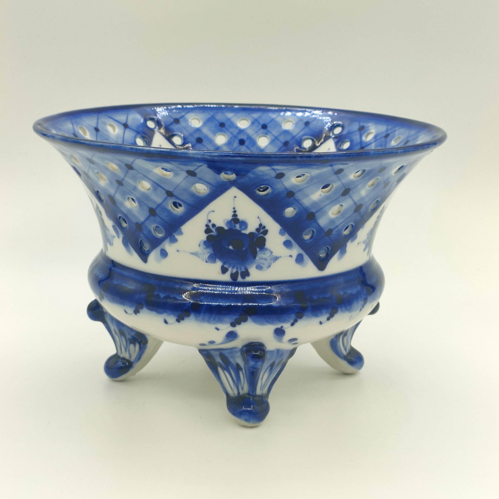 Сухарница с прорезным бортом и цветочным декором, авт. Рогов, Гжель, фарфор