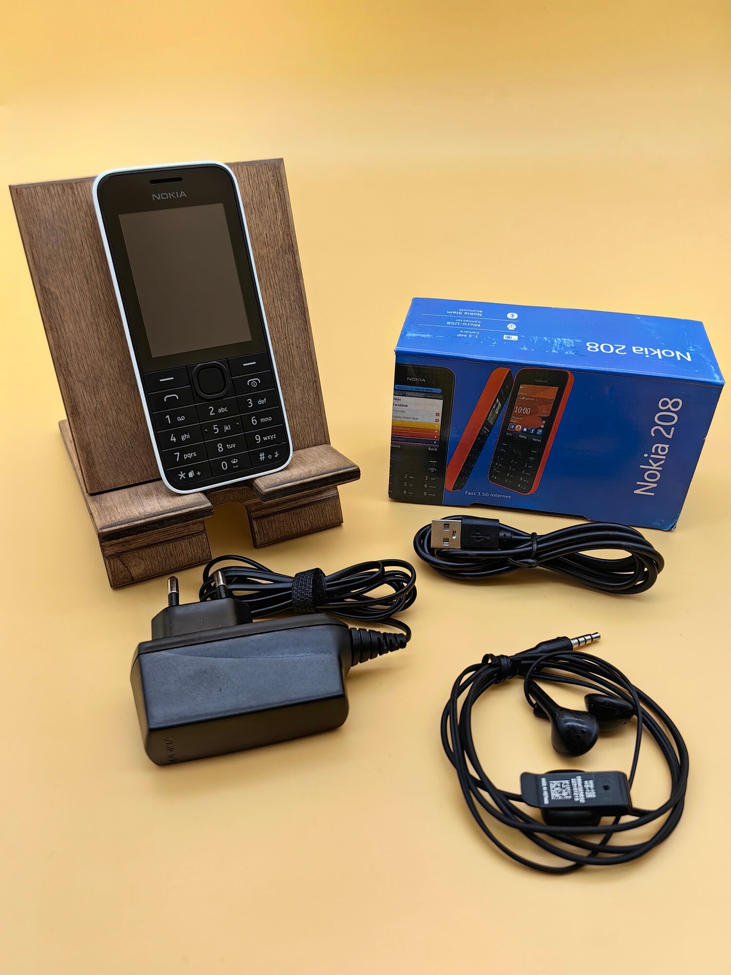 Мобильный раритетный кнопочный телефон Nokia 208 Dual Sim, Белый