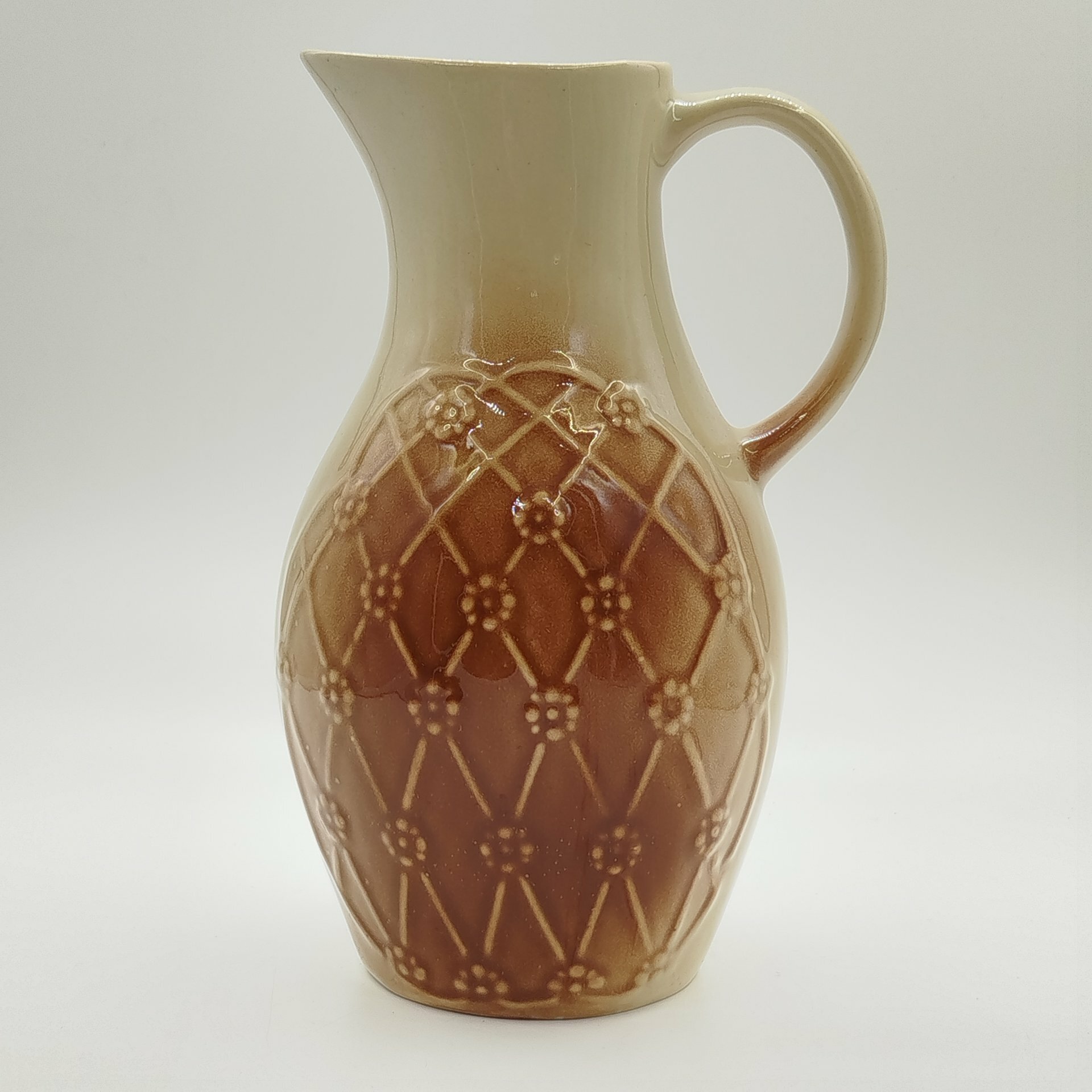 Кувшин с рельефным цветочным декором, фаянс, поливы