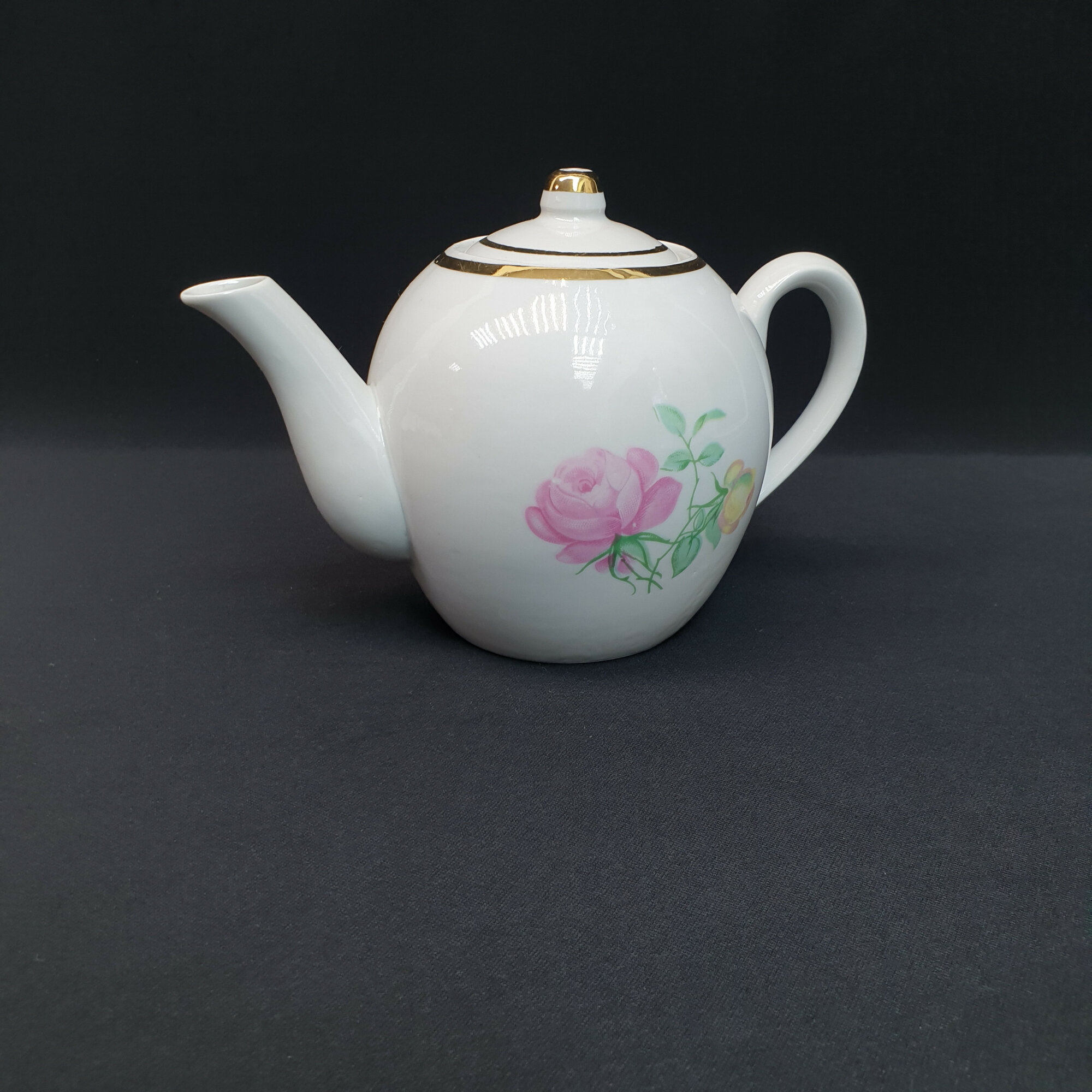 Винтажный чайник Краснодарский з-д, фарфор деколь золочение 0.8 л, СССР