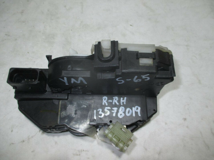 Замок двери задней правой 13503788 13579523 13578019 YM 0133696 Шевроле Круз Опель Астра J S-65