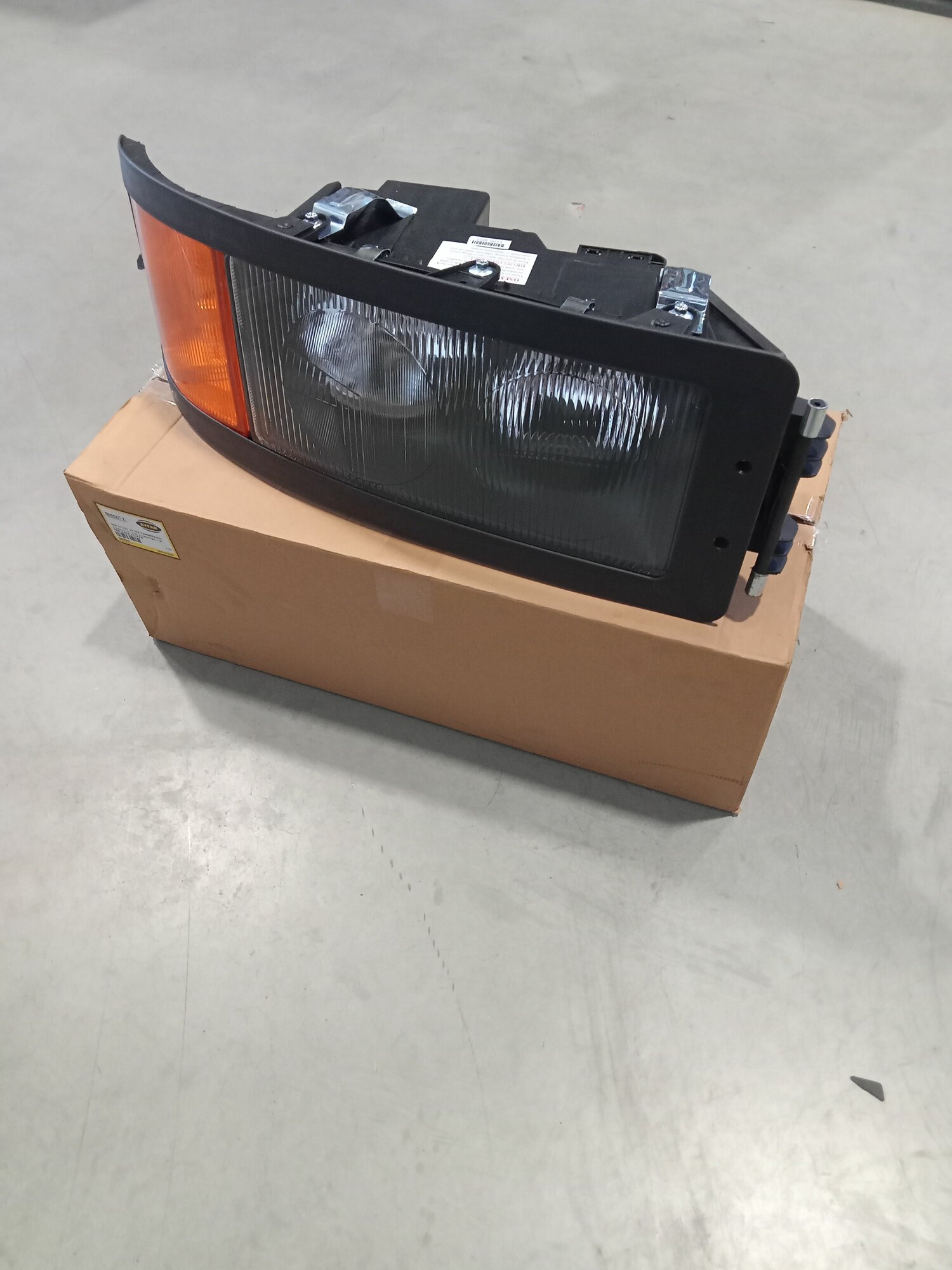 Фара левая c указателем поворота H7 MAN F2000 , арт. 505567 AYFAR