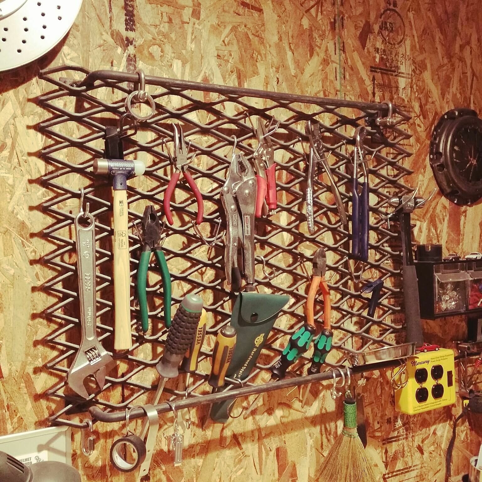 Настенный кронштейн крепежный для инструментов 70х70см