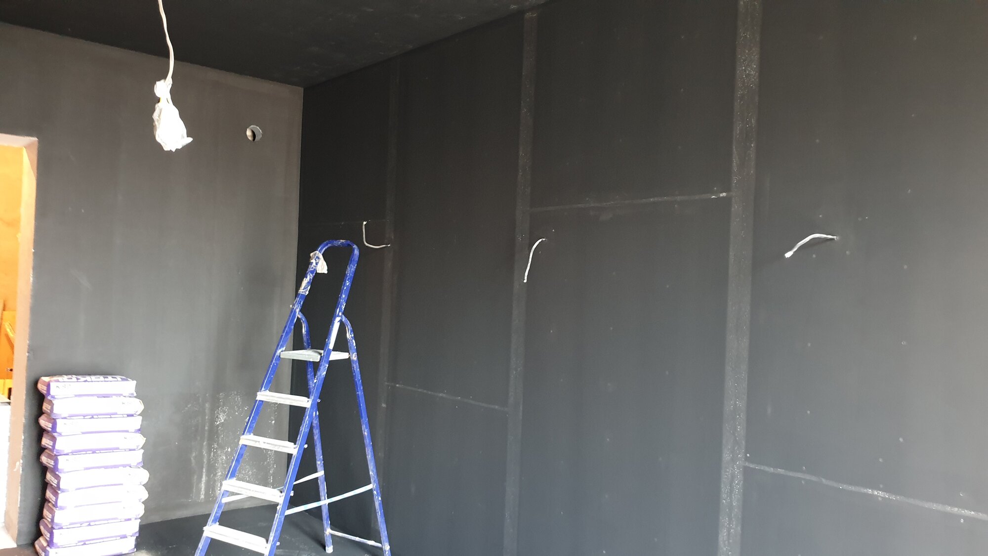 ЭП54ПРО экранирующая краска от электромагнитного излучения. Ослабление до 45 дБ. Морозостойкая