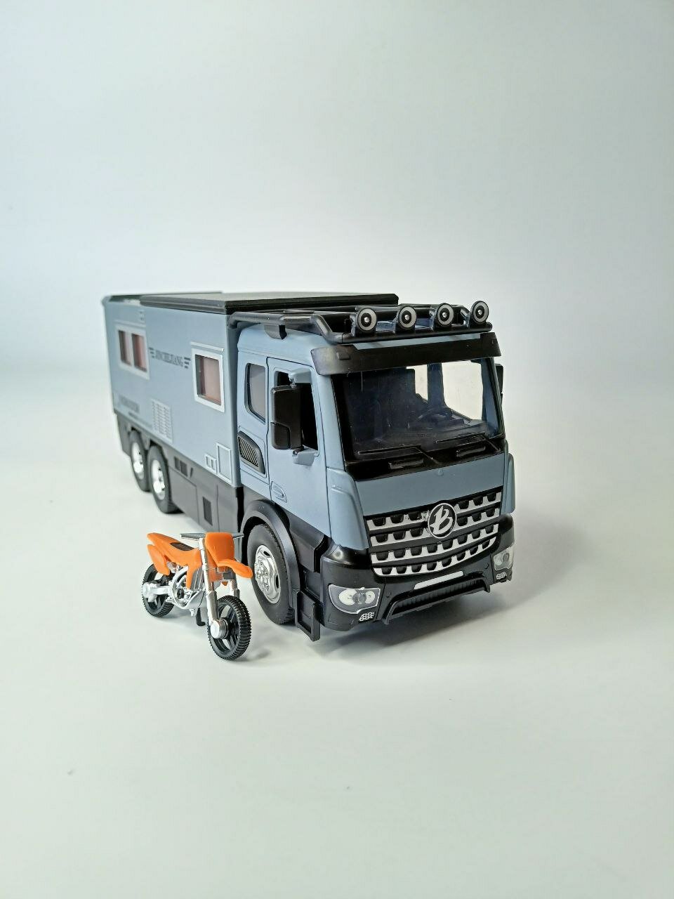 Модель Автодом Грузовик внедорожник металлический1:28 серый