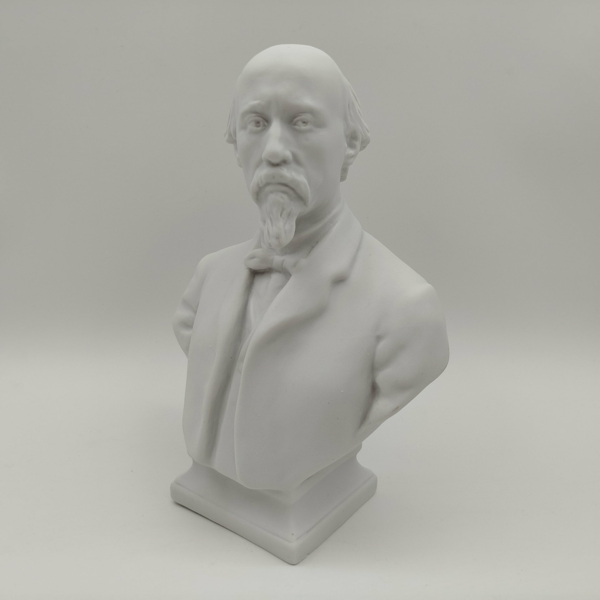 Бюст "А. Н. Некрасов", скульптор Л. Ю. Эйдлин, бисквит