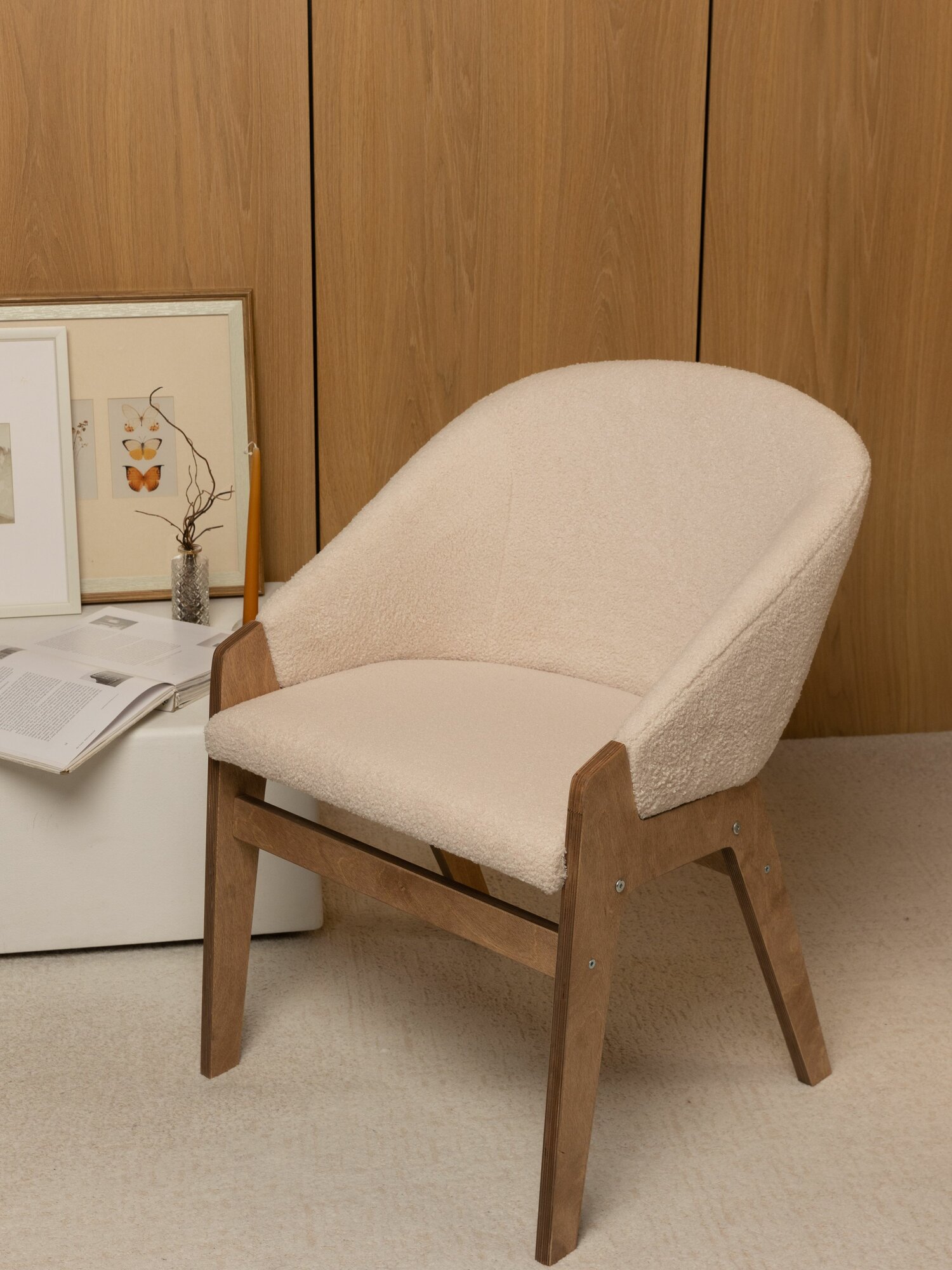 Кресло мягкое в гостиную LOTOS на деревянных ножках