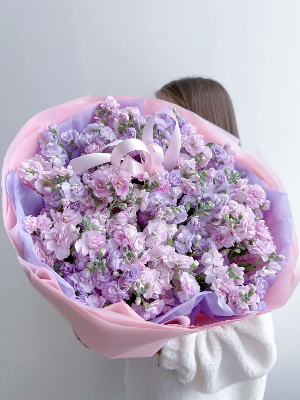 Букет цветов из ароматной нежной маттиолы два цвета с экспресс доставкой от FlowersGo