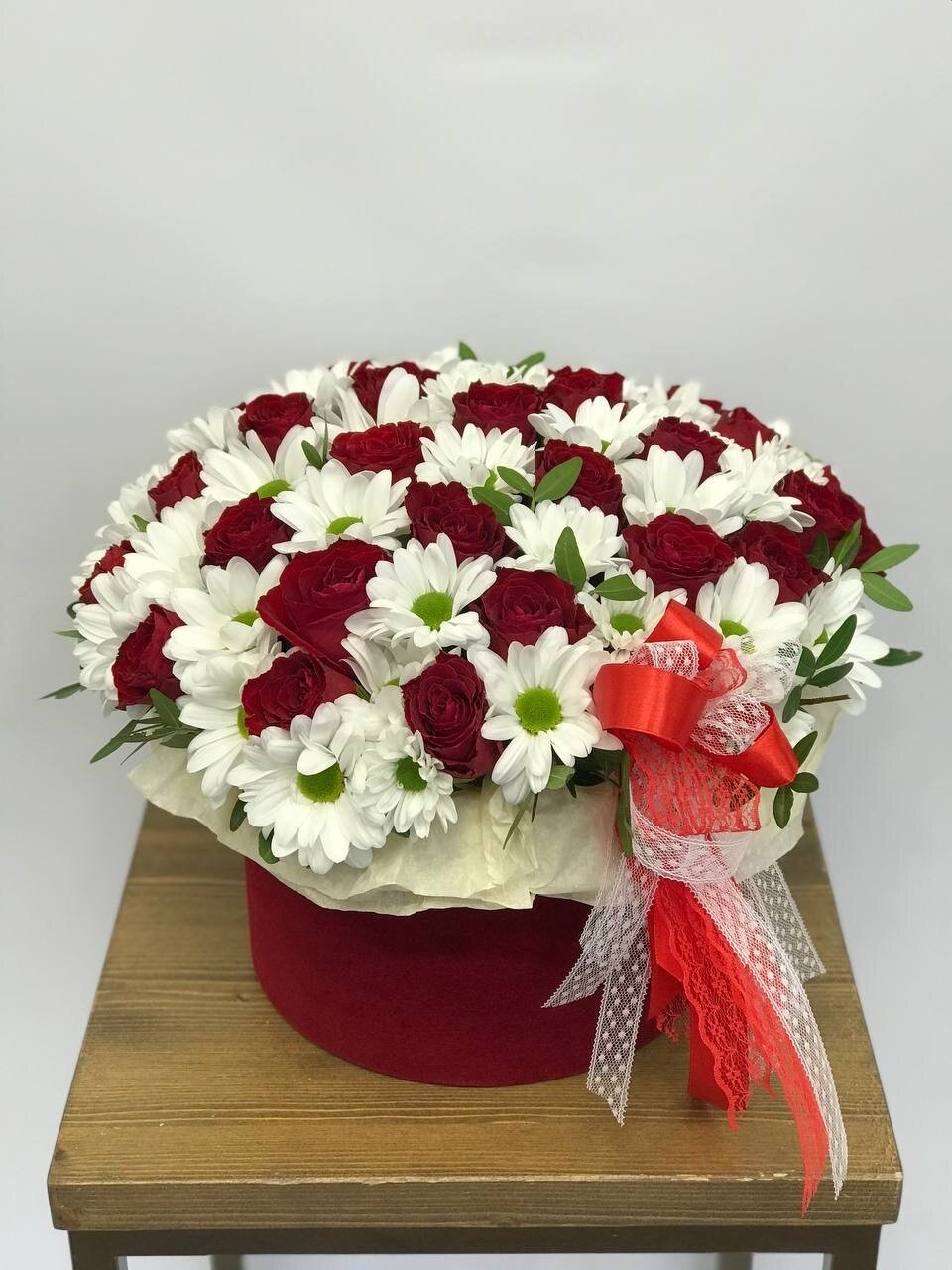 Коробка из роз и хризантем Romashka "Элегантная" WOW, 1 красная роза, 50см