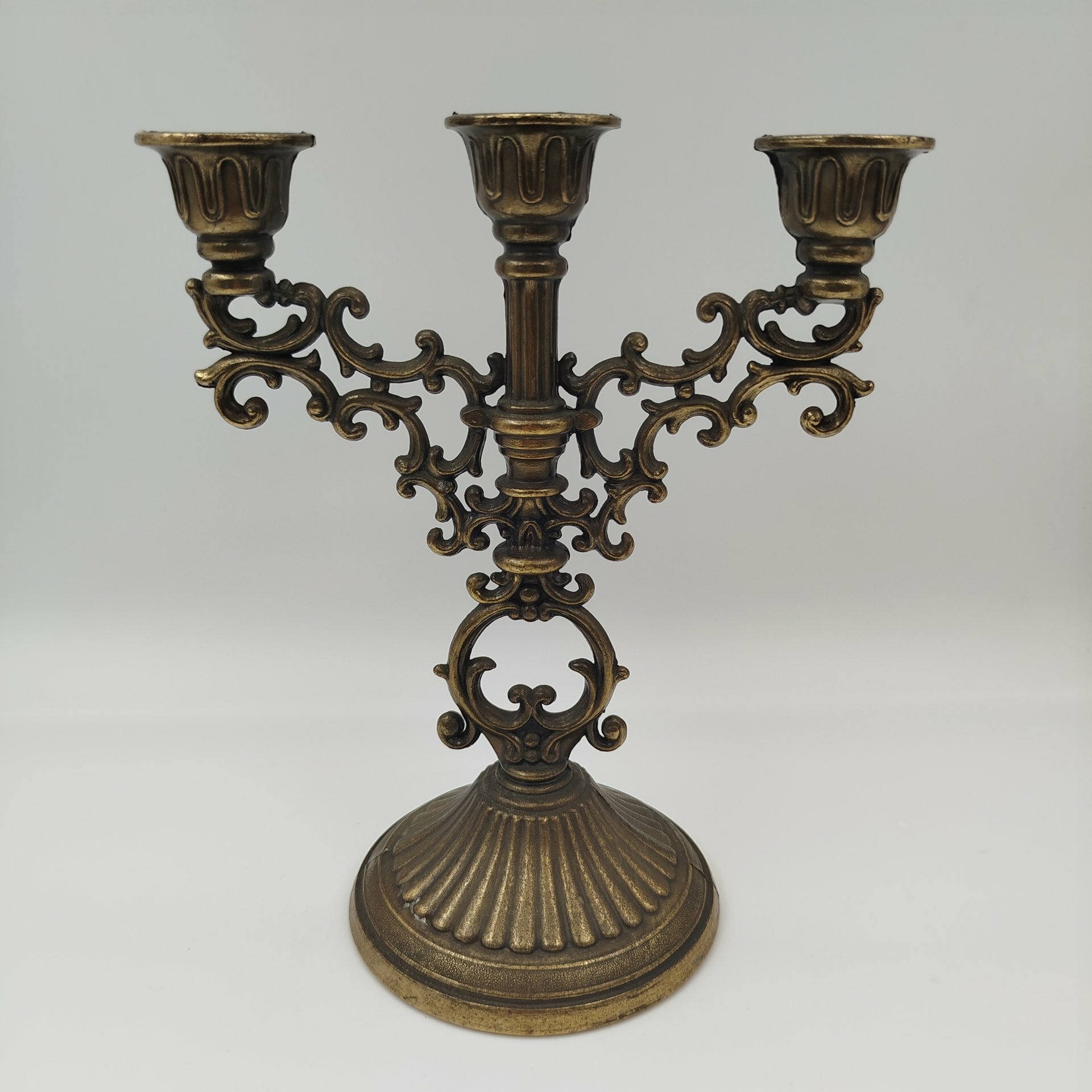 Канделябр на три свечи на фигурном основании в виде растительных побегов, металл