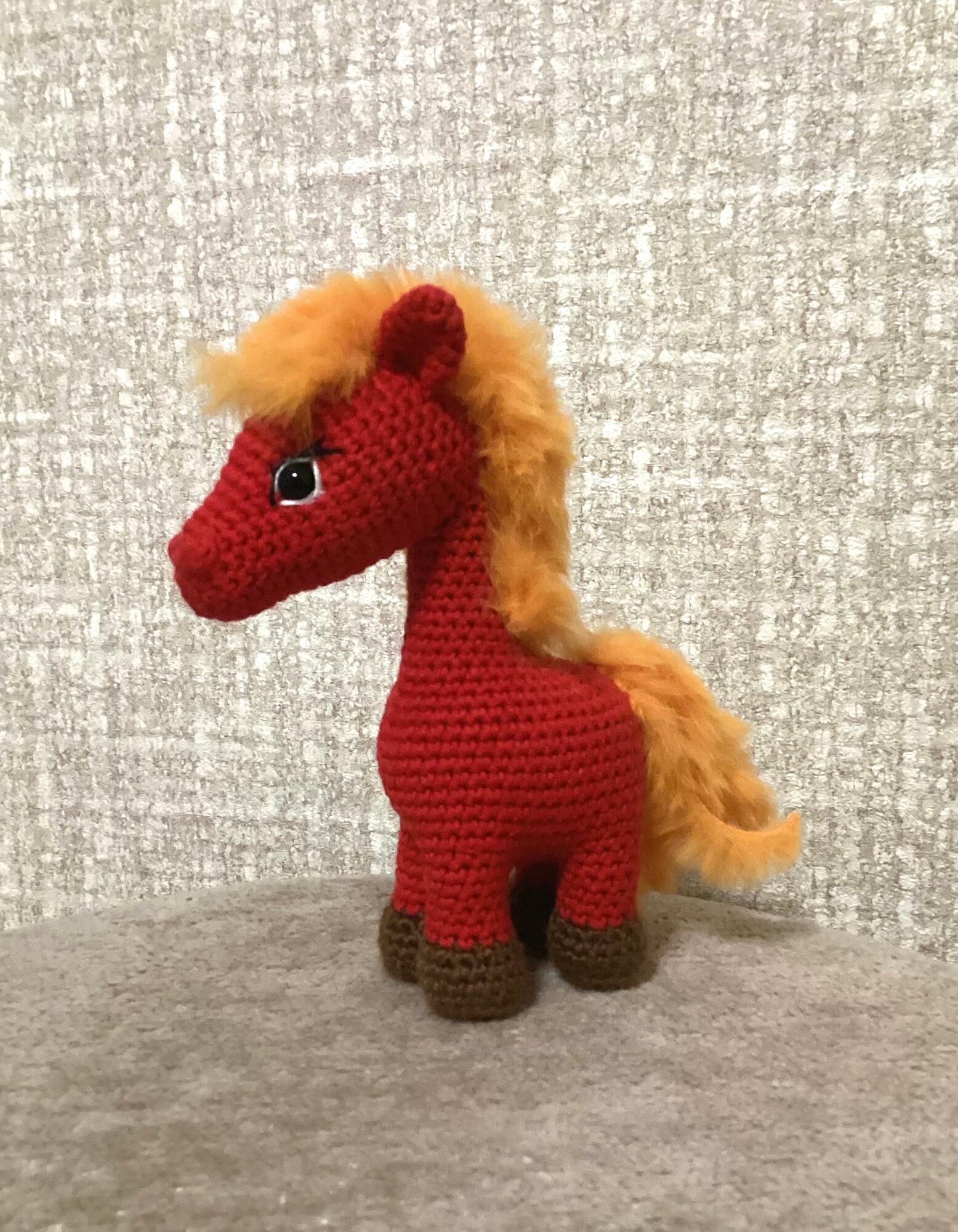 Лошадь вязаный сувенир 15 см