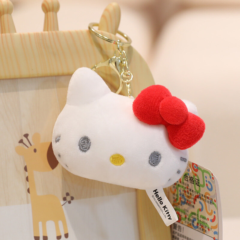 Официально лицензированные плюшевые брелоки Sanrio, куклы Hello Kitty, небольшие подарочные пакеты и подвески.