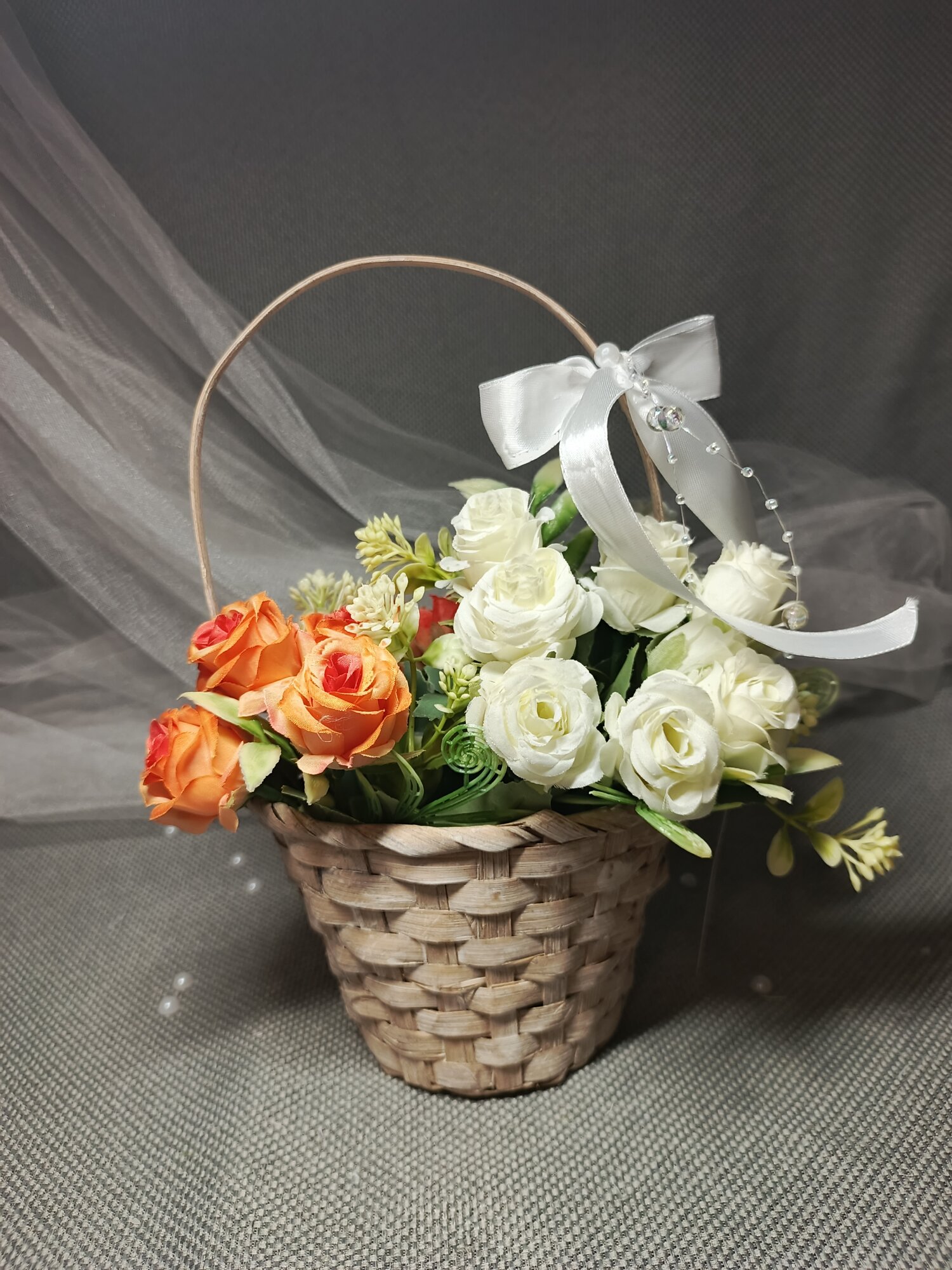 Корзинка с искусственными цветами для декора и торжественной церемонии