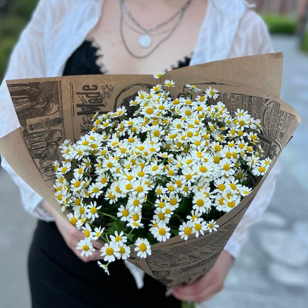 Полевые ромашки кустовые в крафтовом оформлении