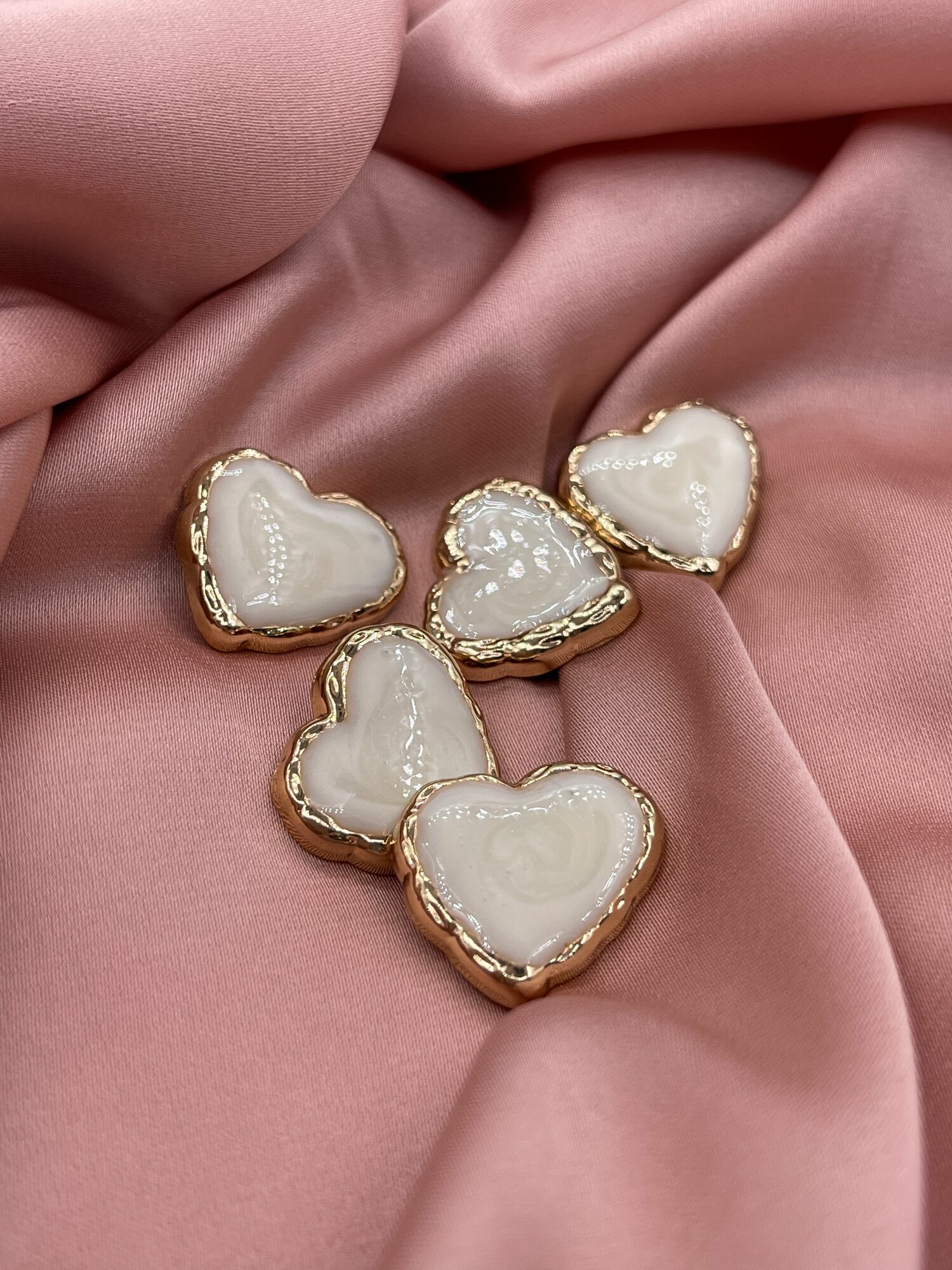 Пуговицы в форме сердца молочные в золоте 20 мм, 5 штук