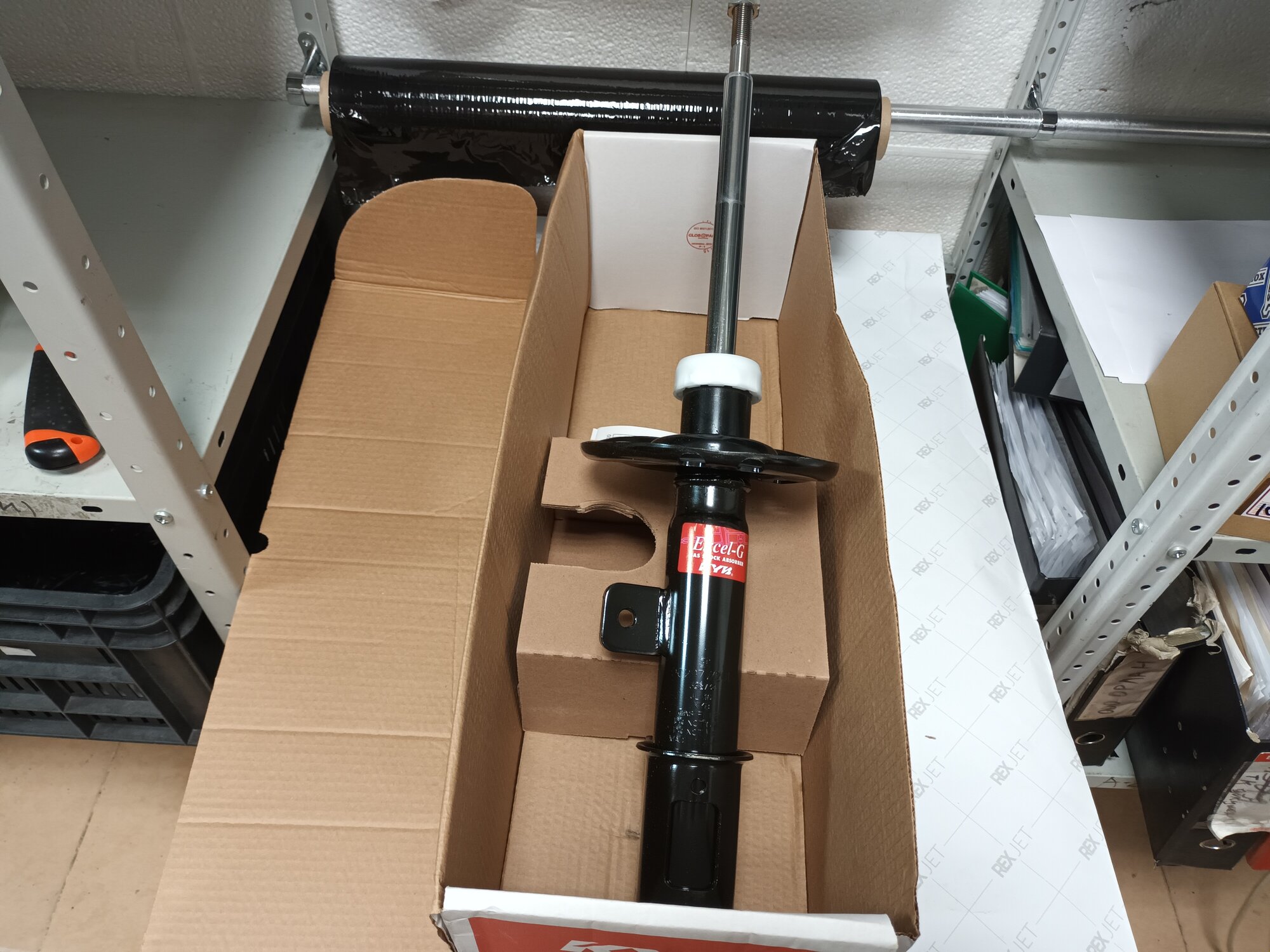 Амортизатор передний левый Пежо Партнер , Ситроен Берлинго с 2008 г. KYB 338734