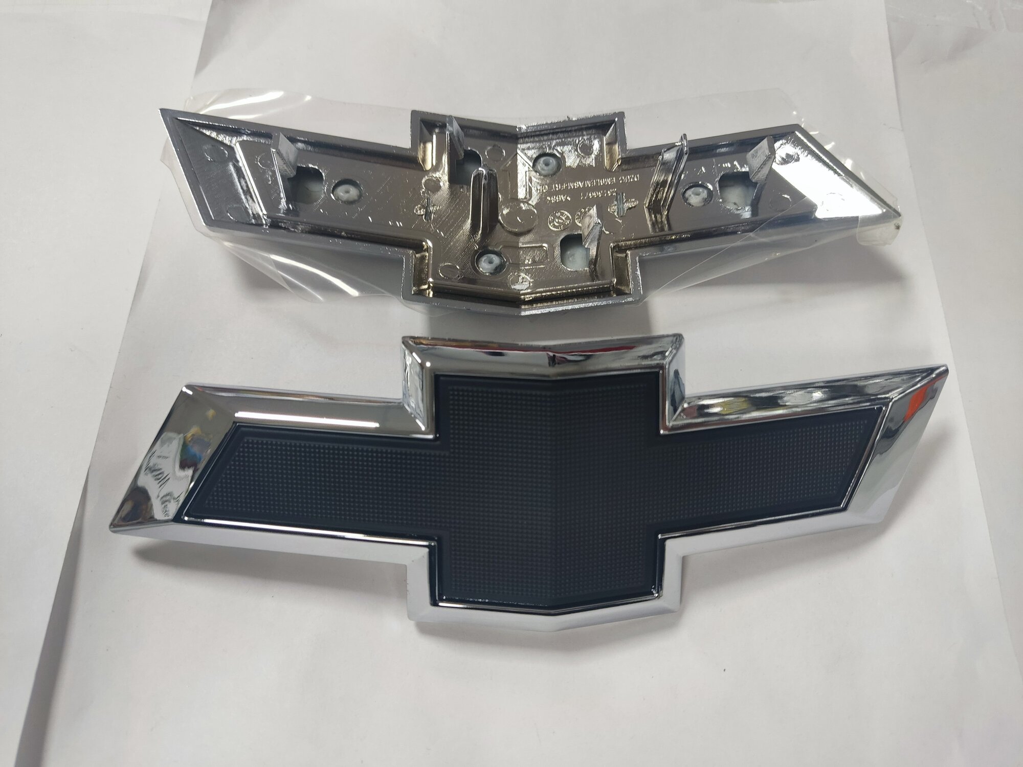 Эмблема Chevrolet, углепластик, глянцевая, 195,0мм, крепление штатным разъёмом