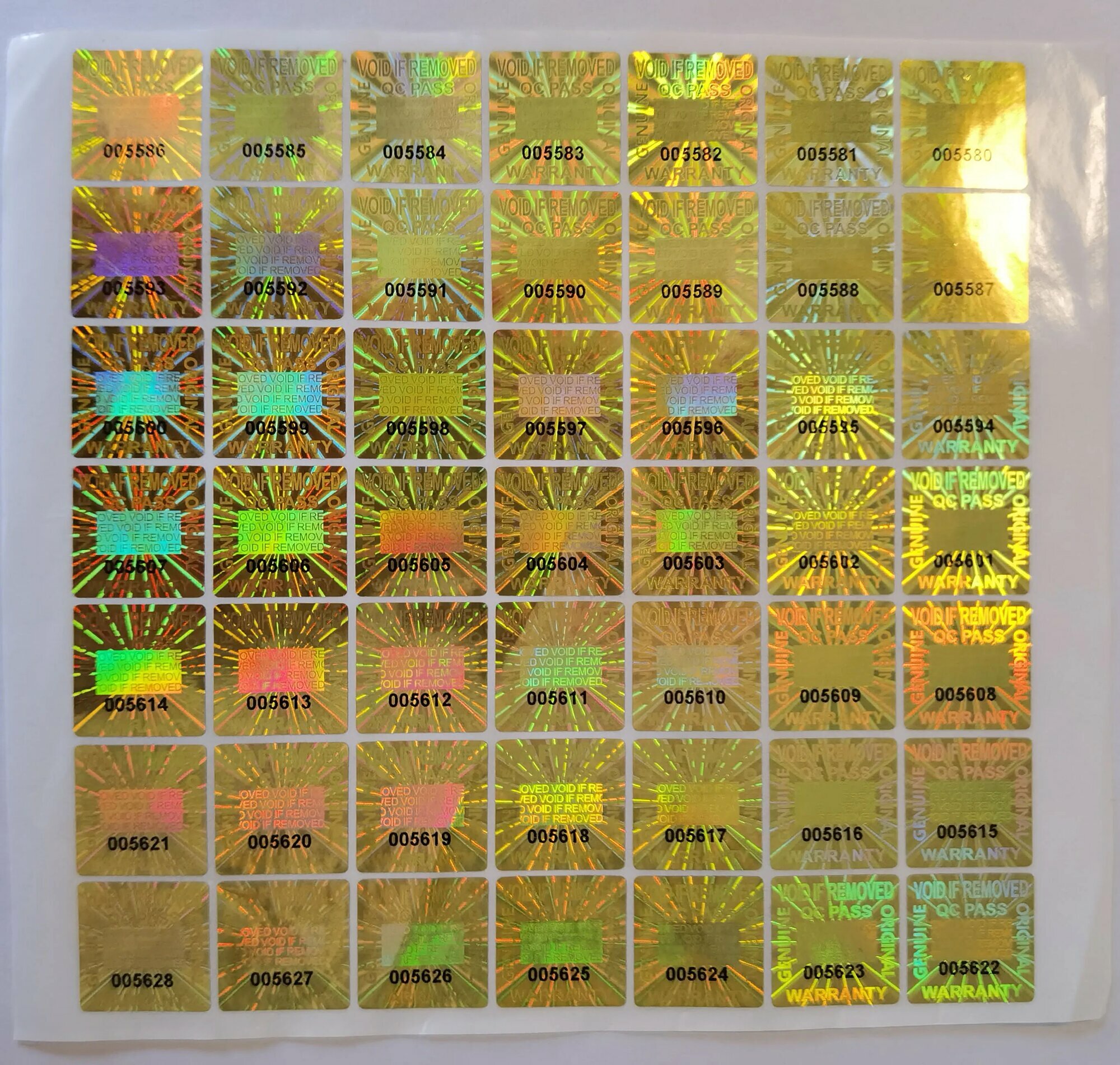 Голографическая наклейка для маркировки товара. Размер: 20х20 мм; упаковка 49 штук.