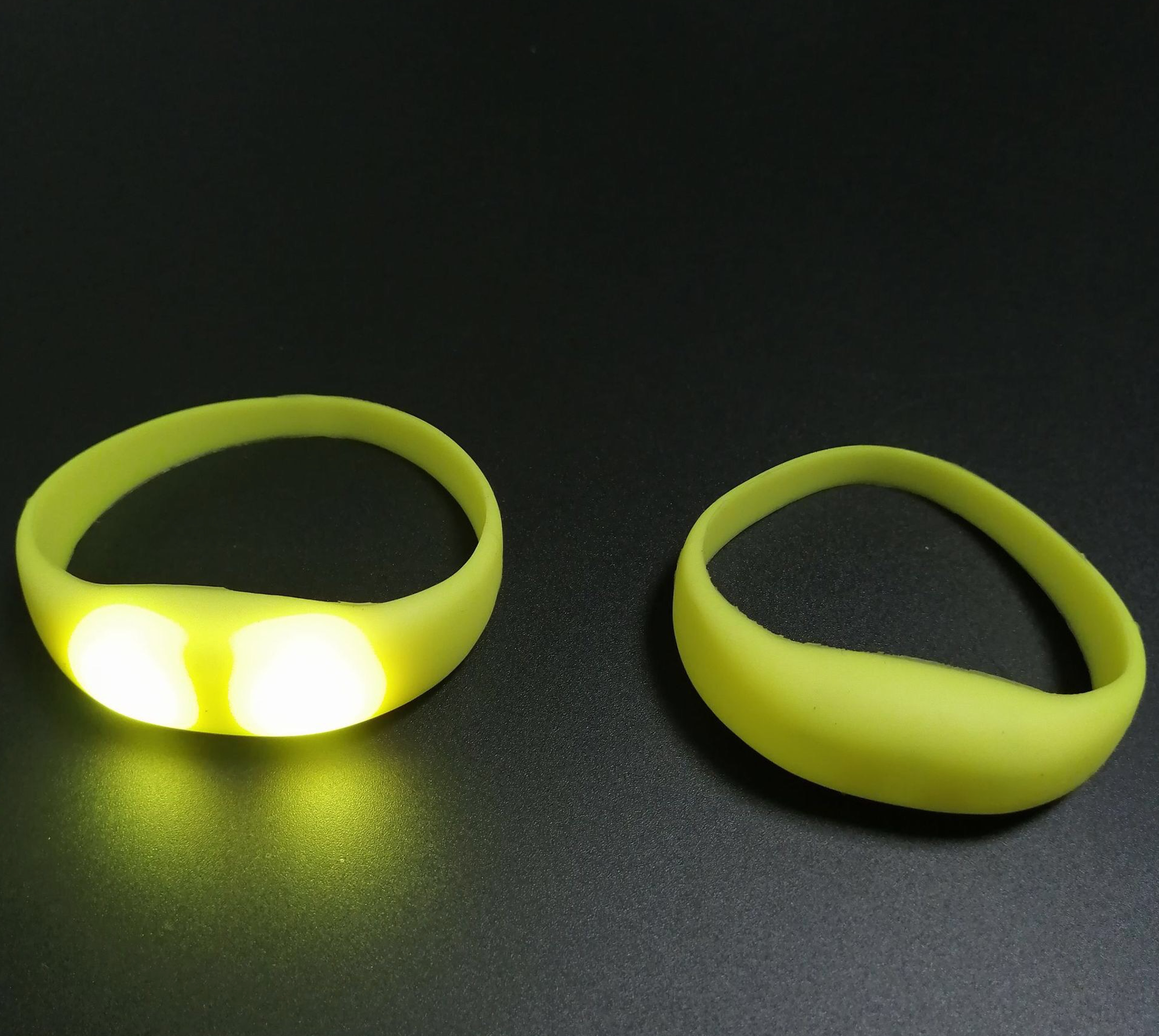 Браслет светящийся 2 штуки для вечеринки для детей и взрослых желтый