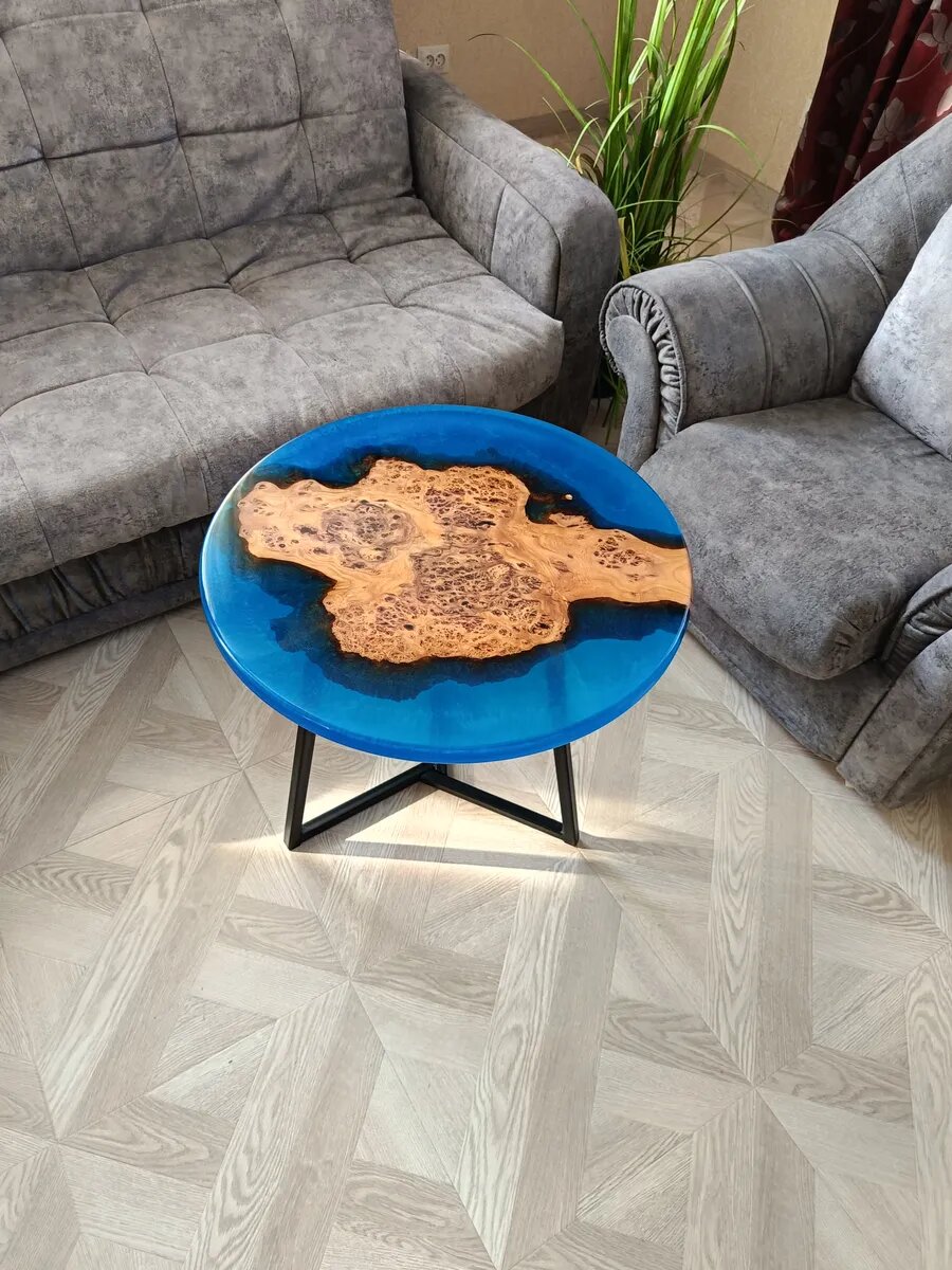 Журнальный стол из капового карагача с перламутрово голубой смолой 60см