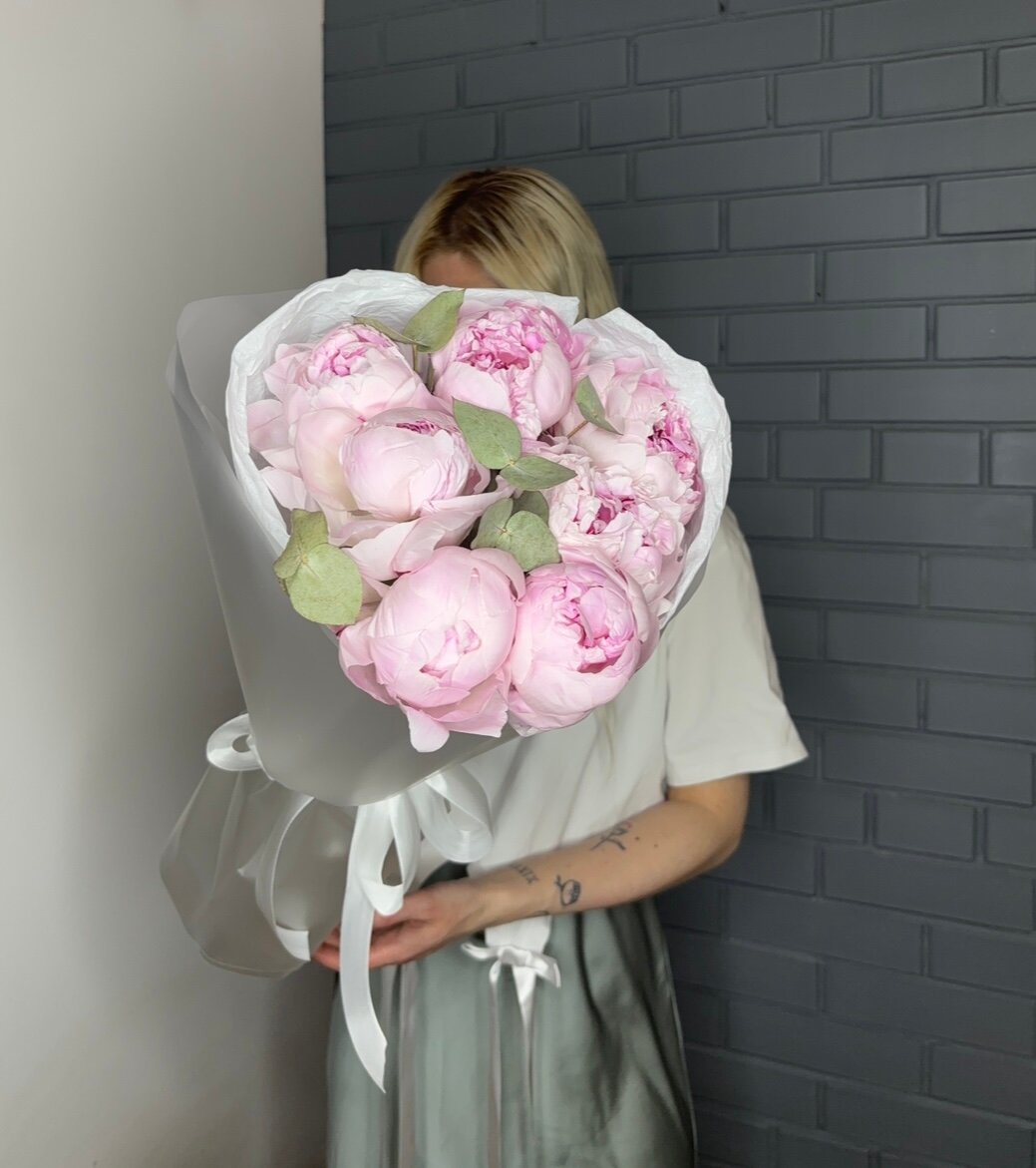 Пионы розовые Сара Бернар (Sarah Bernhardt / Сара Бернард), 7 штук с эвкалиптом