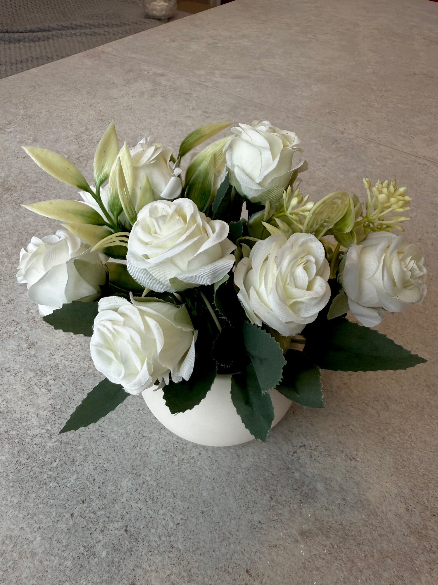 Искусственные цветы для декора / Декоративные растения кашпо / Цветочная композиция для интерьера на стол