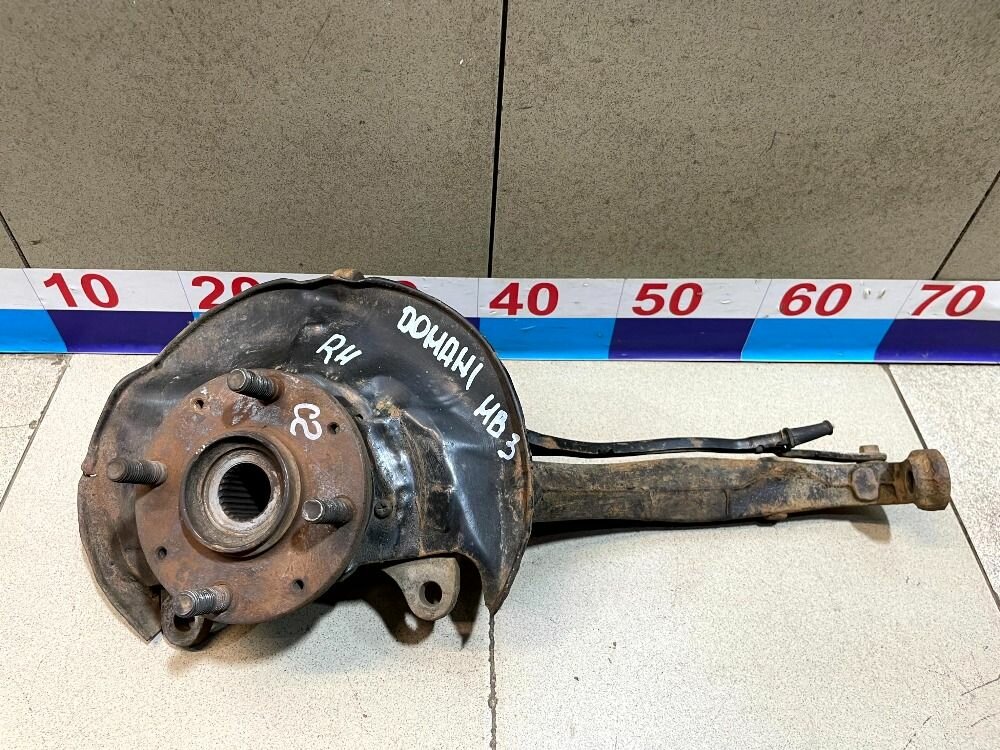 Кулак передний правый Honda Domani
