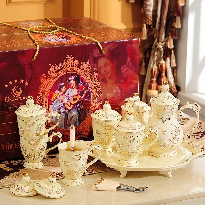 Чайный сервиз на 6 персон из костяного фарфора с позолотой, подносом и ложками, подарочная упаковка