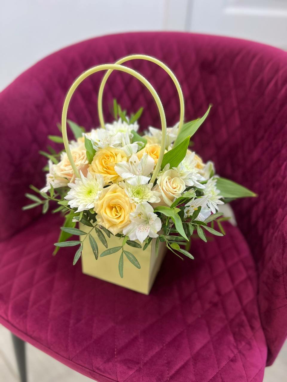 Композиция в плайм пакете с розами, хризантемой и альстромерией