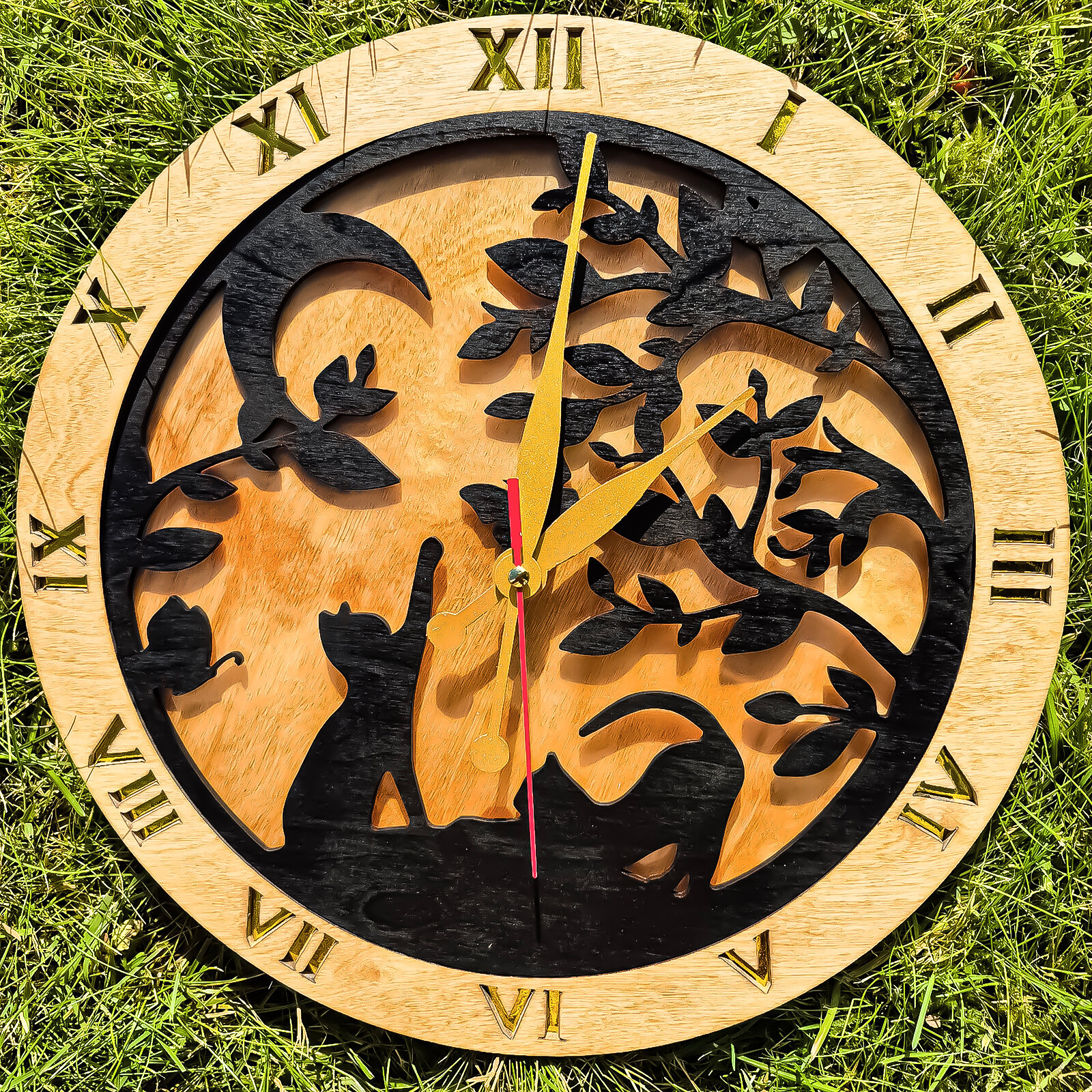 Часы настенные диаметром 30 см, дерево эпоксидная смола, ручная работа.