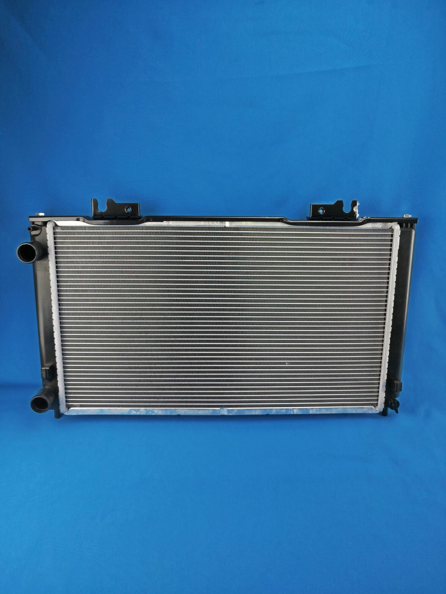 Радиатор "прамо" для а/м Приора с кондиционером HALLA