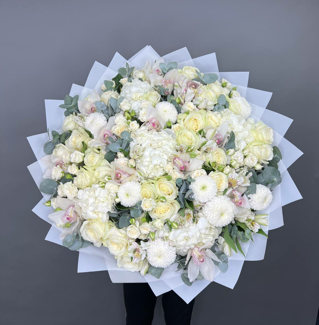 Большой букет в белых оттенках с Орхидеями