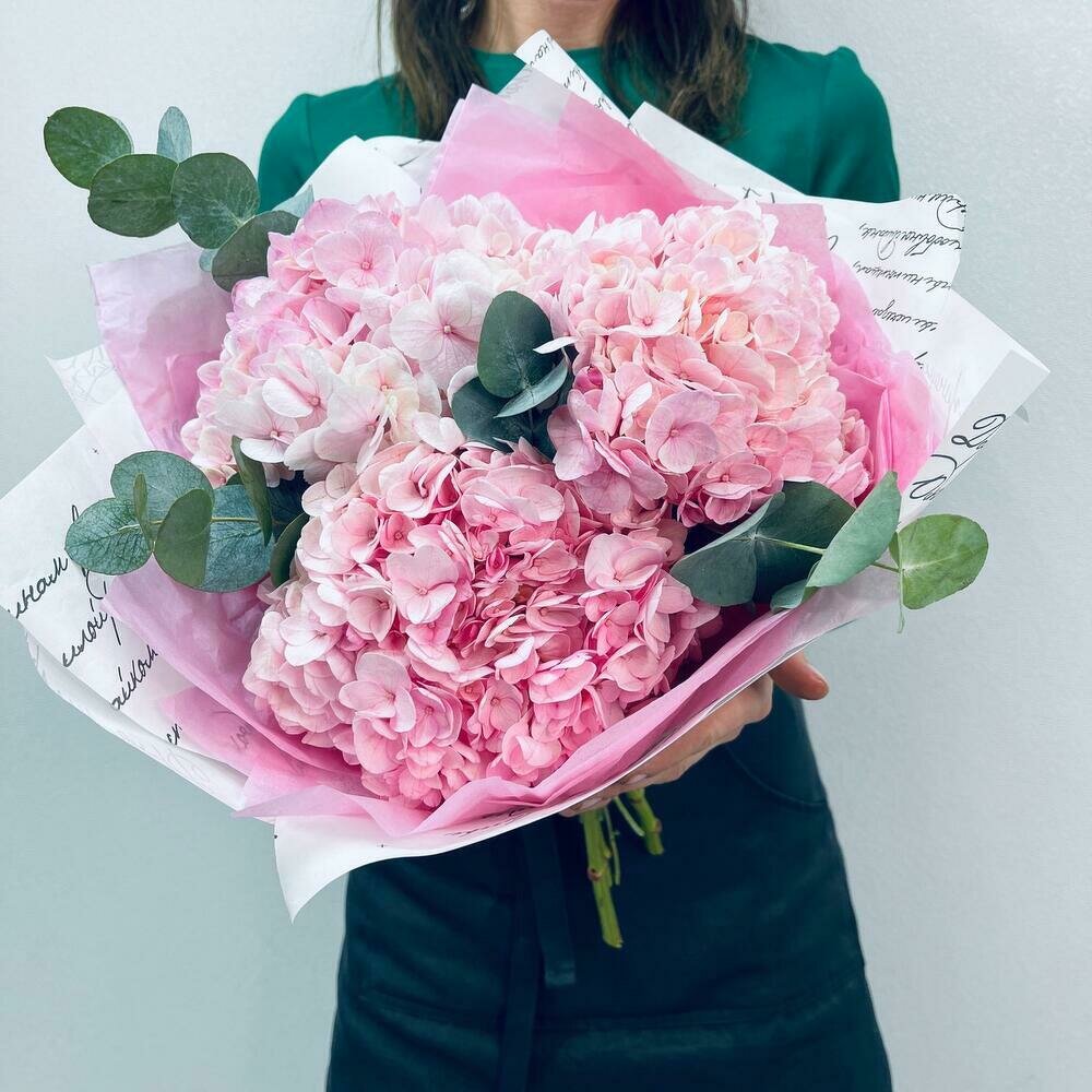 Букет живых цветов Розовые пушистые гортензии с эвкалиптом, 3 штучки