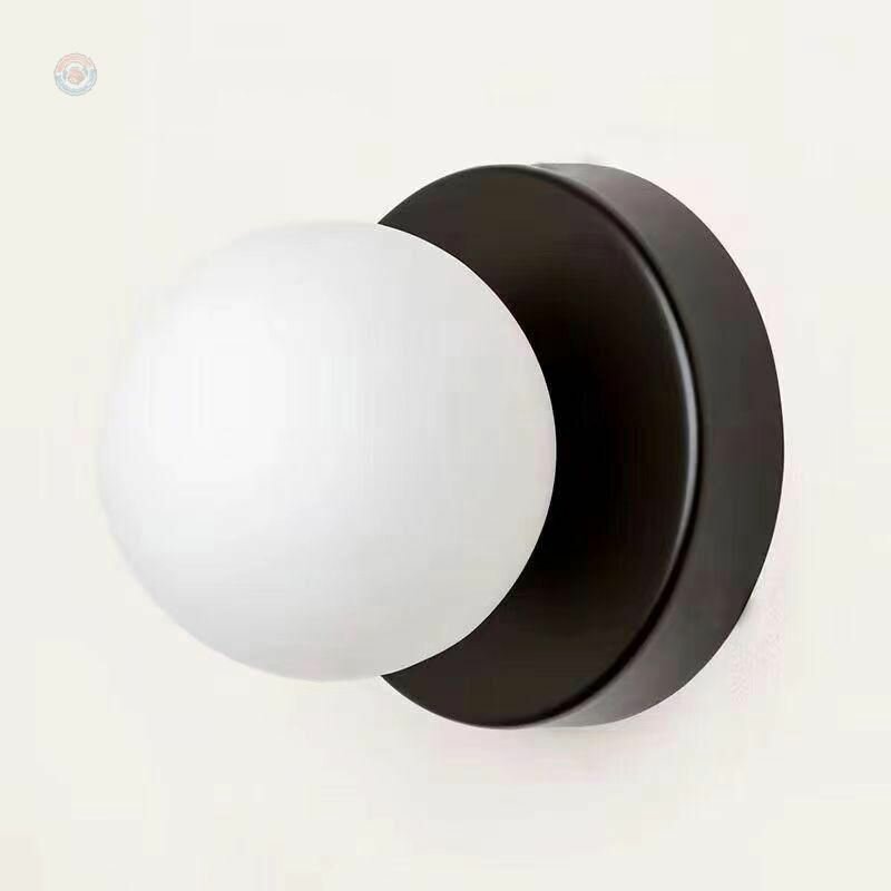 Настенное бра с тёплым светом для уютной атмосферы в спальне и гостиной, железная конструкция с пластиковым плафоном-шаром, подключение к выключателю, компактное настенное освещение